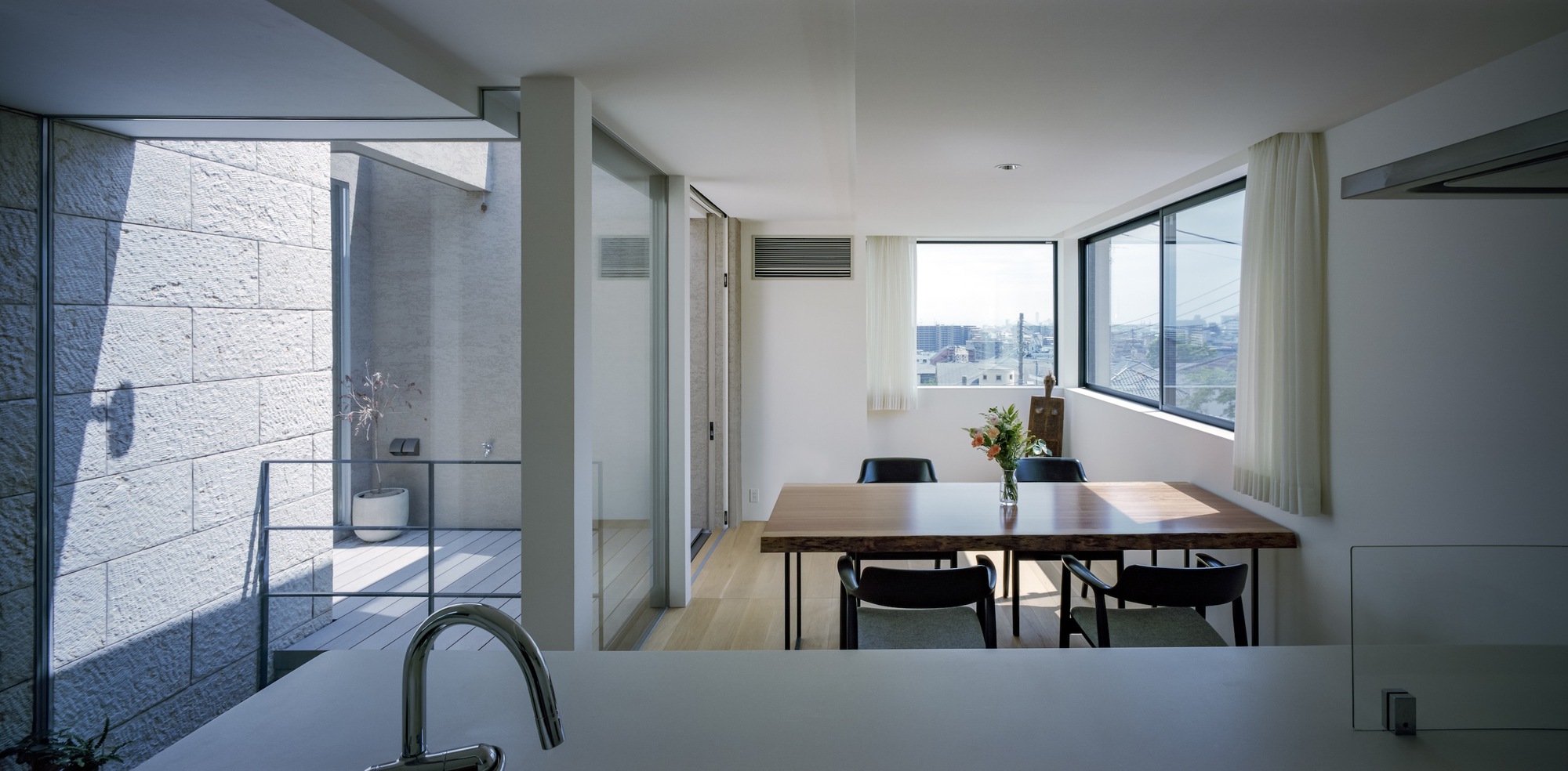 Gallery of House in Okamoto / FujiwaraMuro Architects - 10