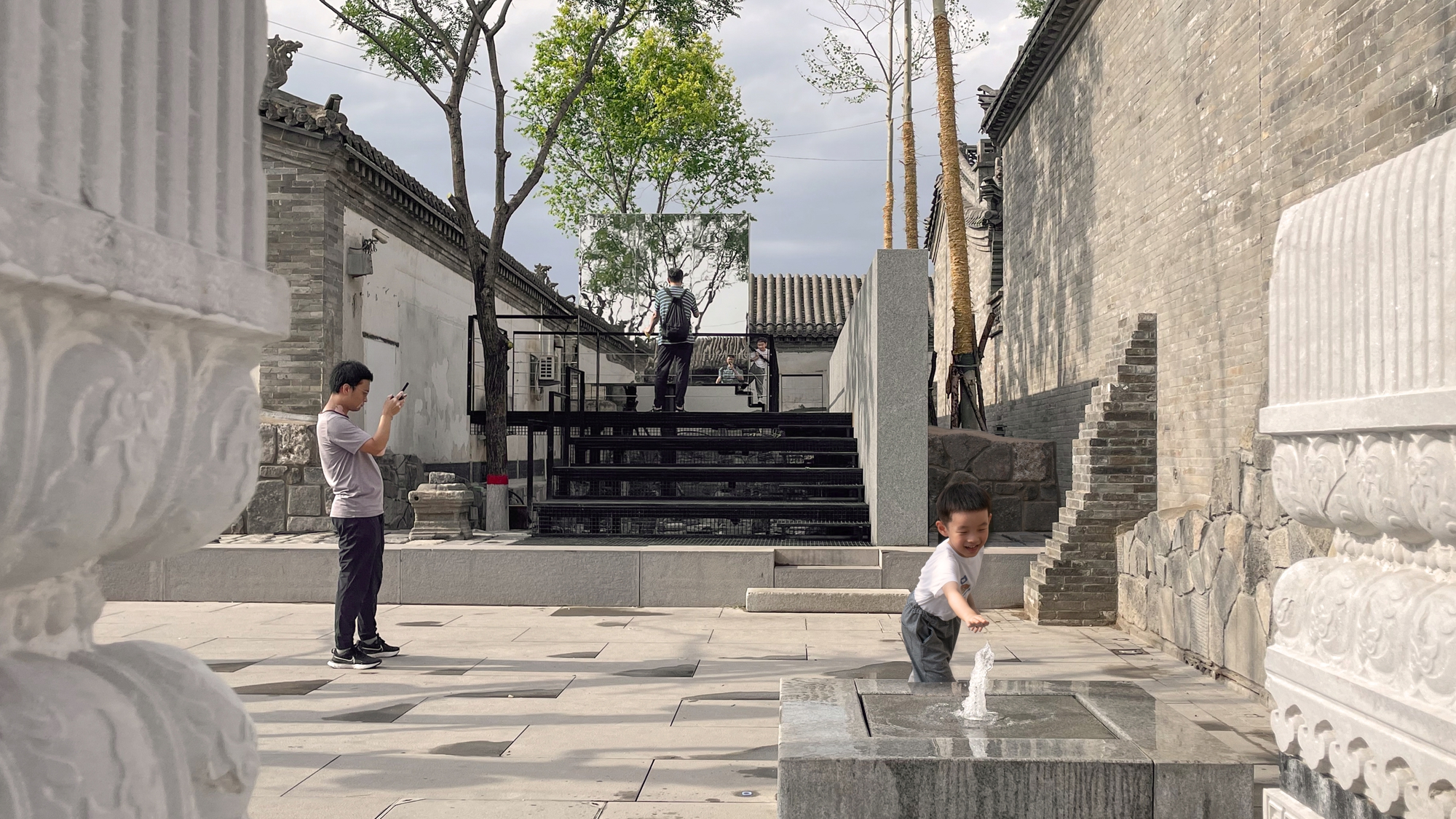 Gallery of The Disappearing Garden / XJ Design - 17