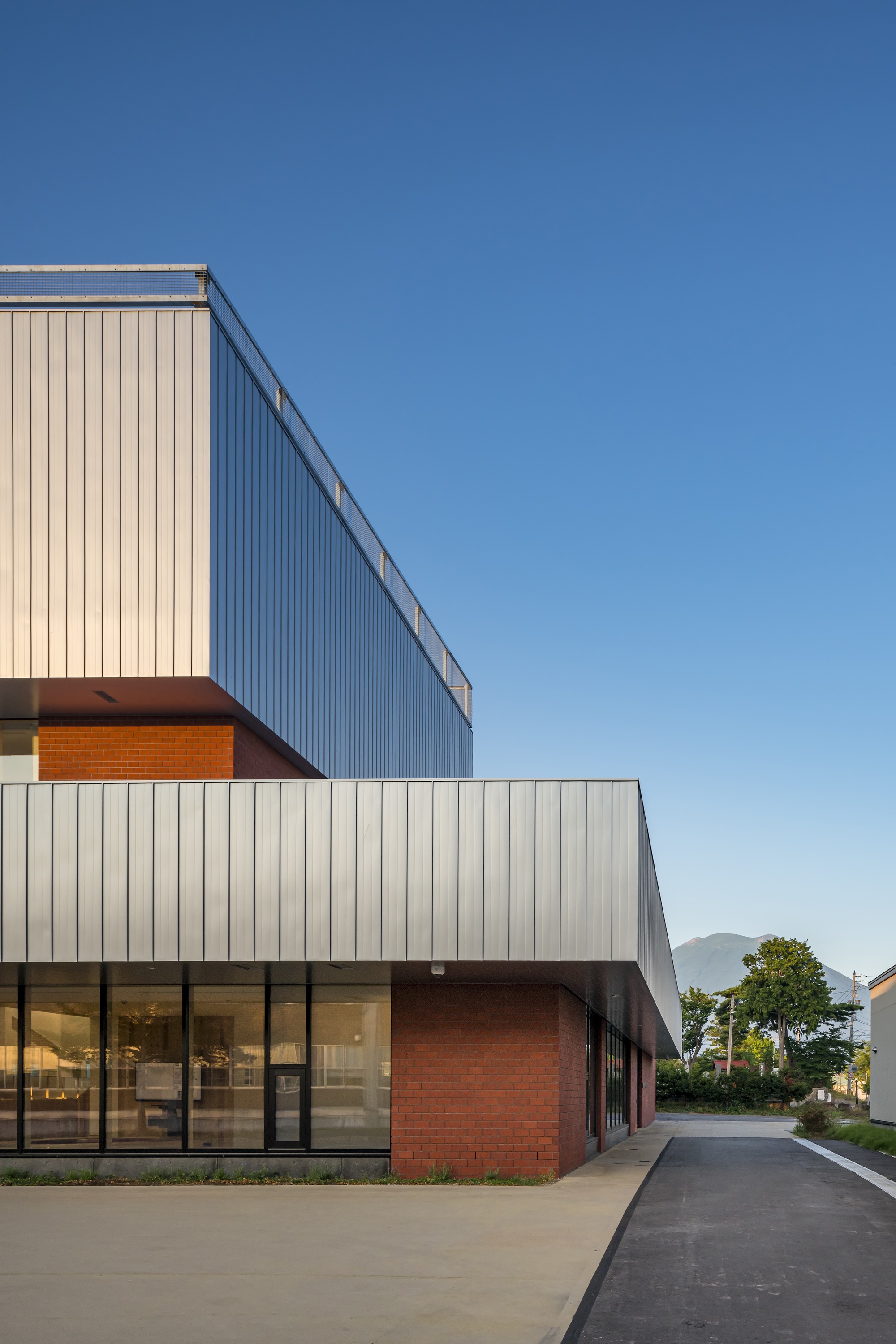 Gallery of Niseko Town Hall / Atelier BNK - 13