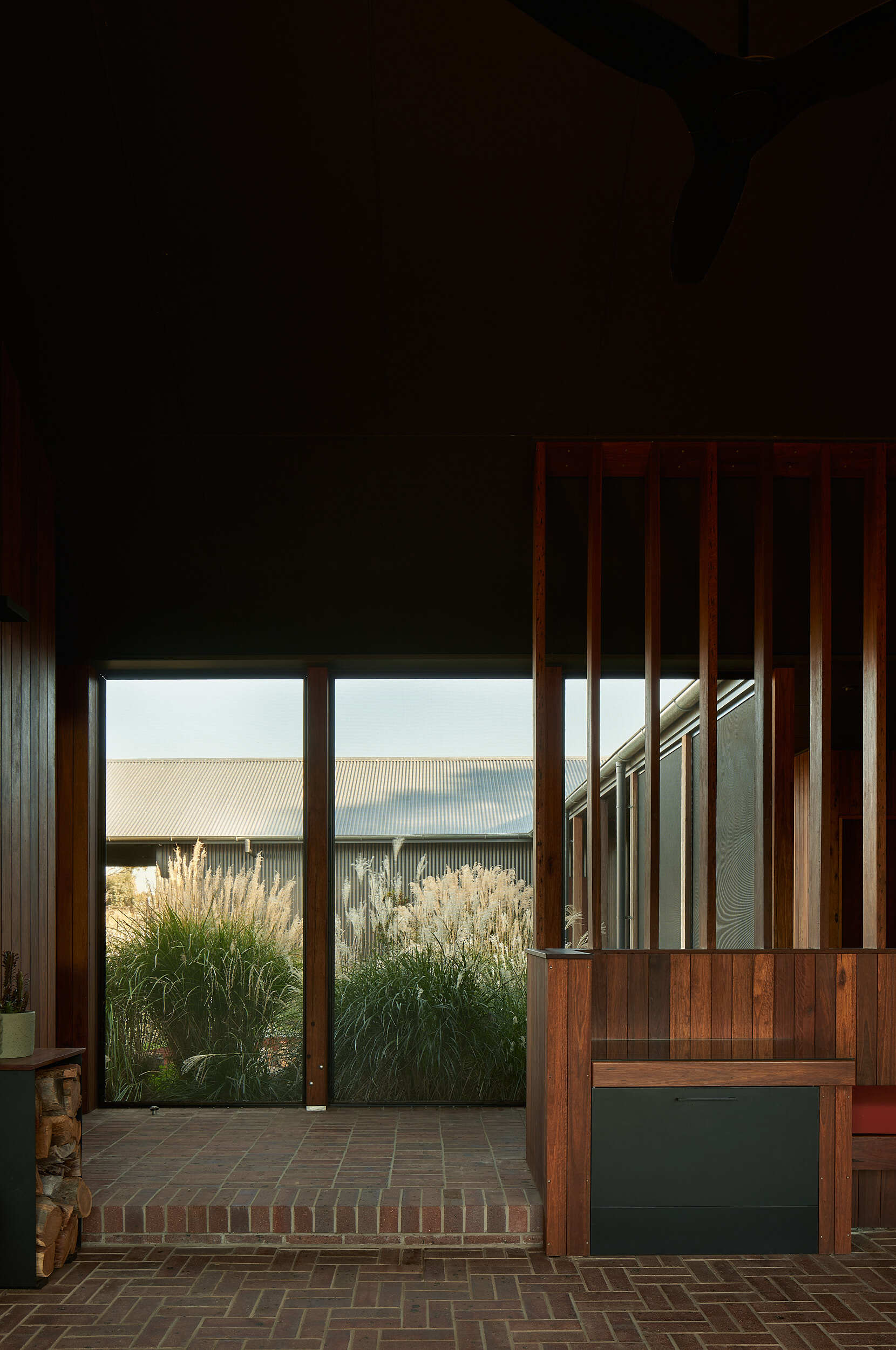 Gallery of House in the Dry / MRTN Architects - 12