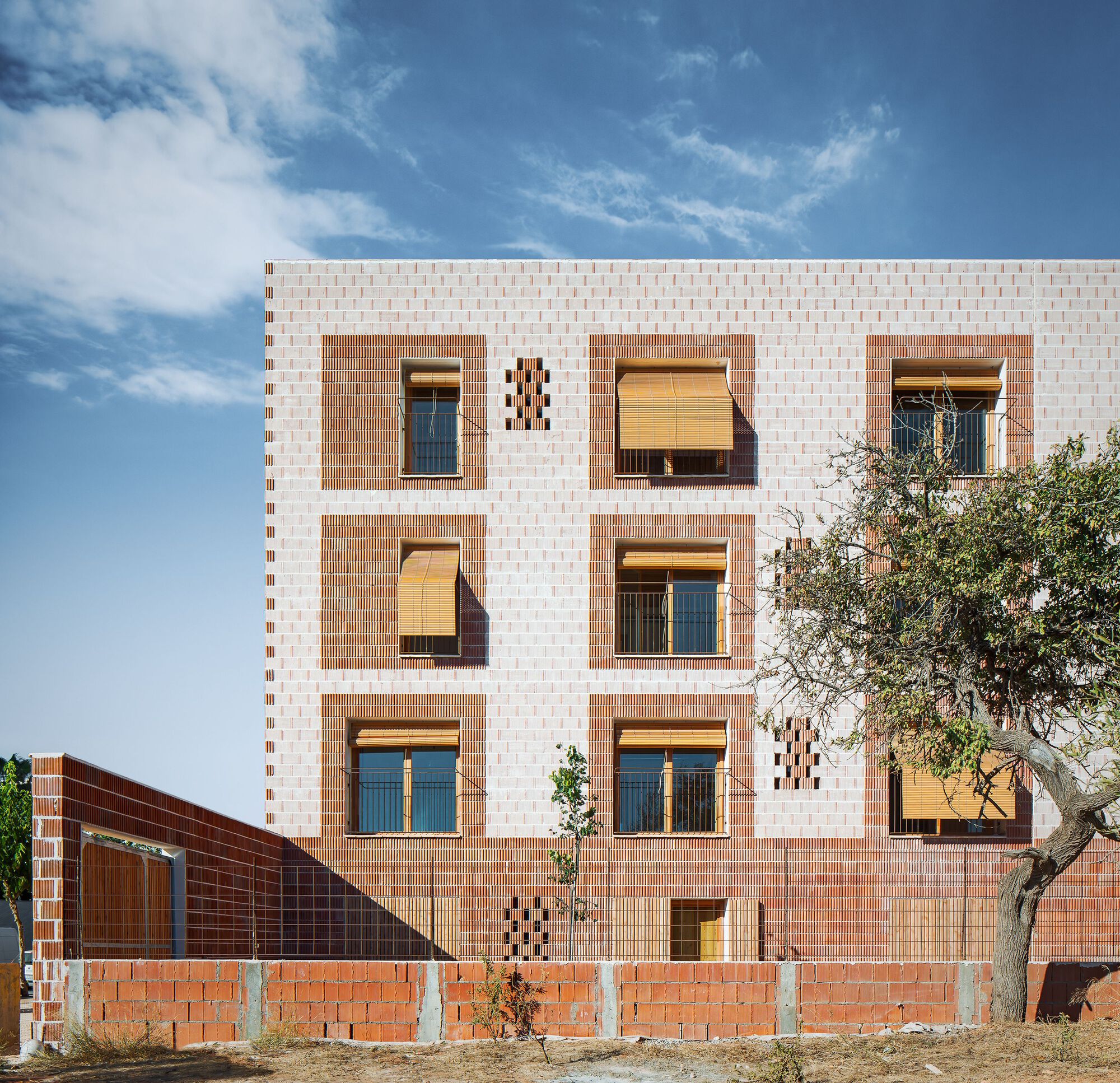 Gallery of Public Housing in Platja D’En Bossa / 08014 arquitectura - 7