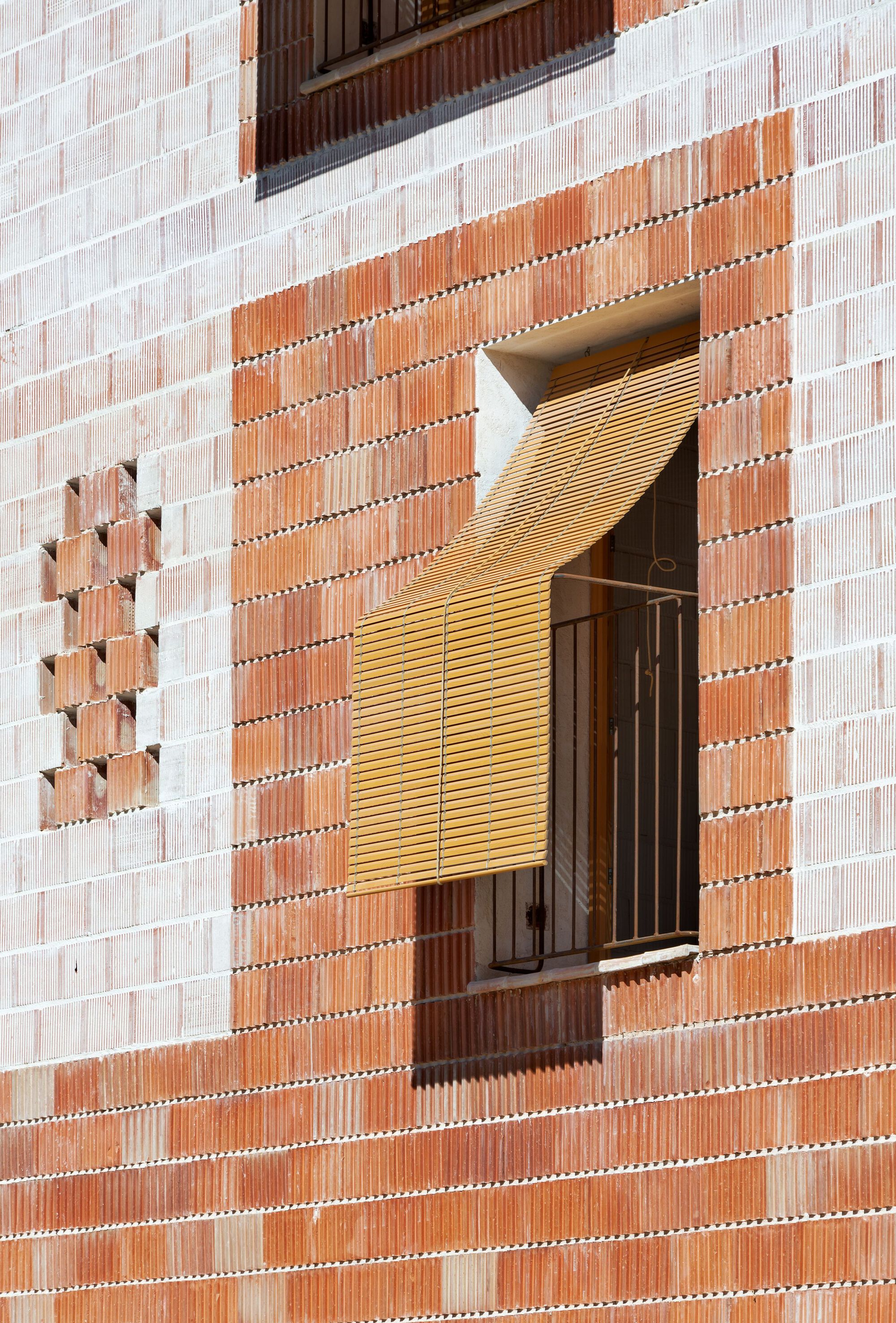 Gallery of Public Housing in Platja D’En Bossa / 08014 arquitectura - 12