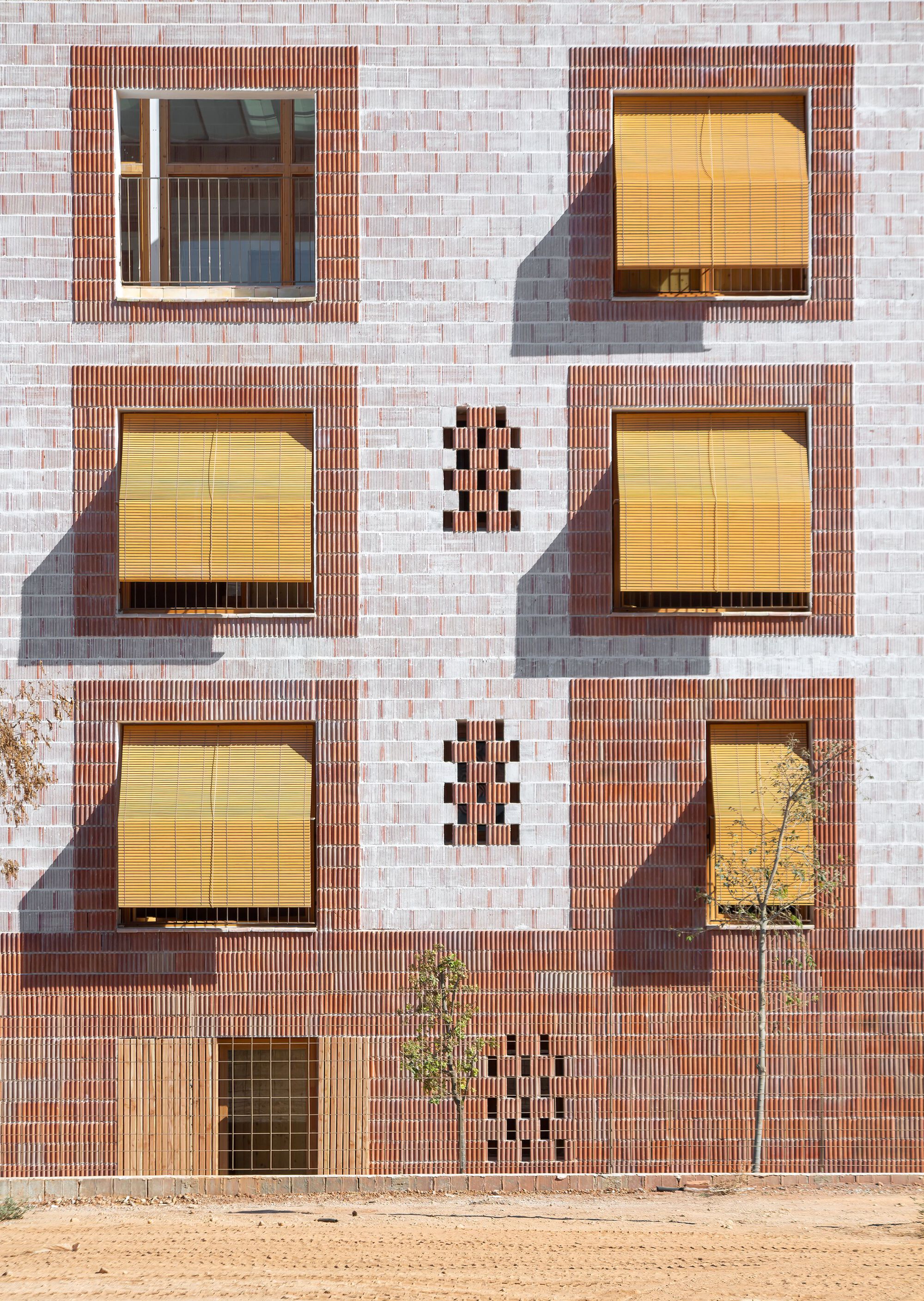 Gallery of Public Housing in Platja D’En Bossa / 08014 arquitectura - 8