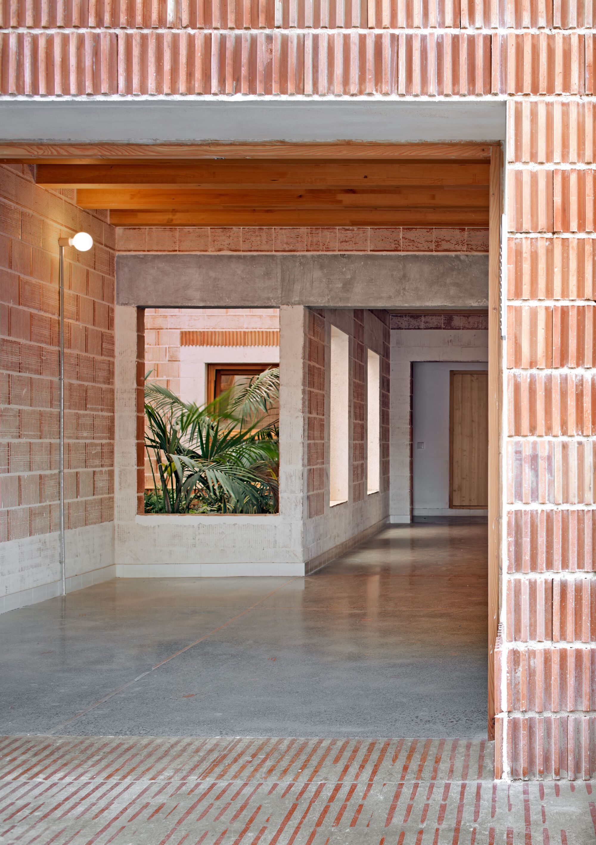 Gallery of Public Housing in Platja D’En Bossa / 08014 arquitectura - 14