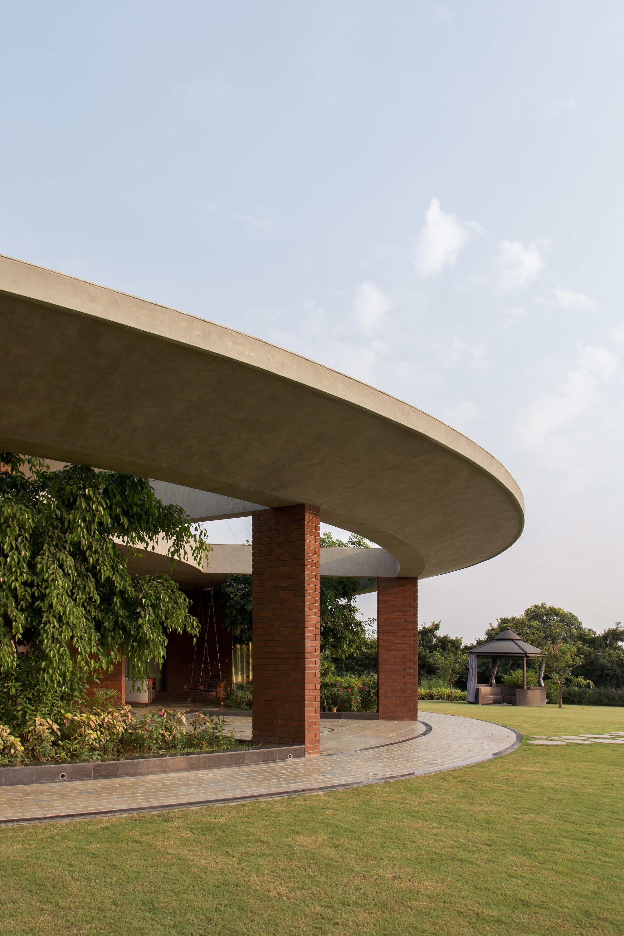 Gallery of The Ring House / studio prAcademics - 17