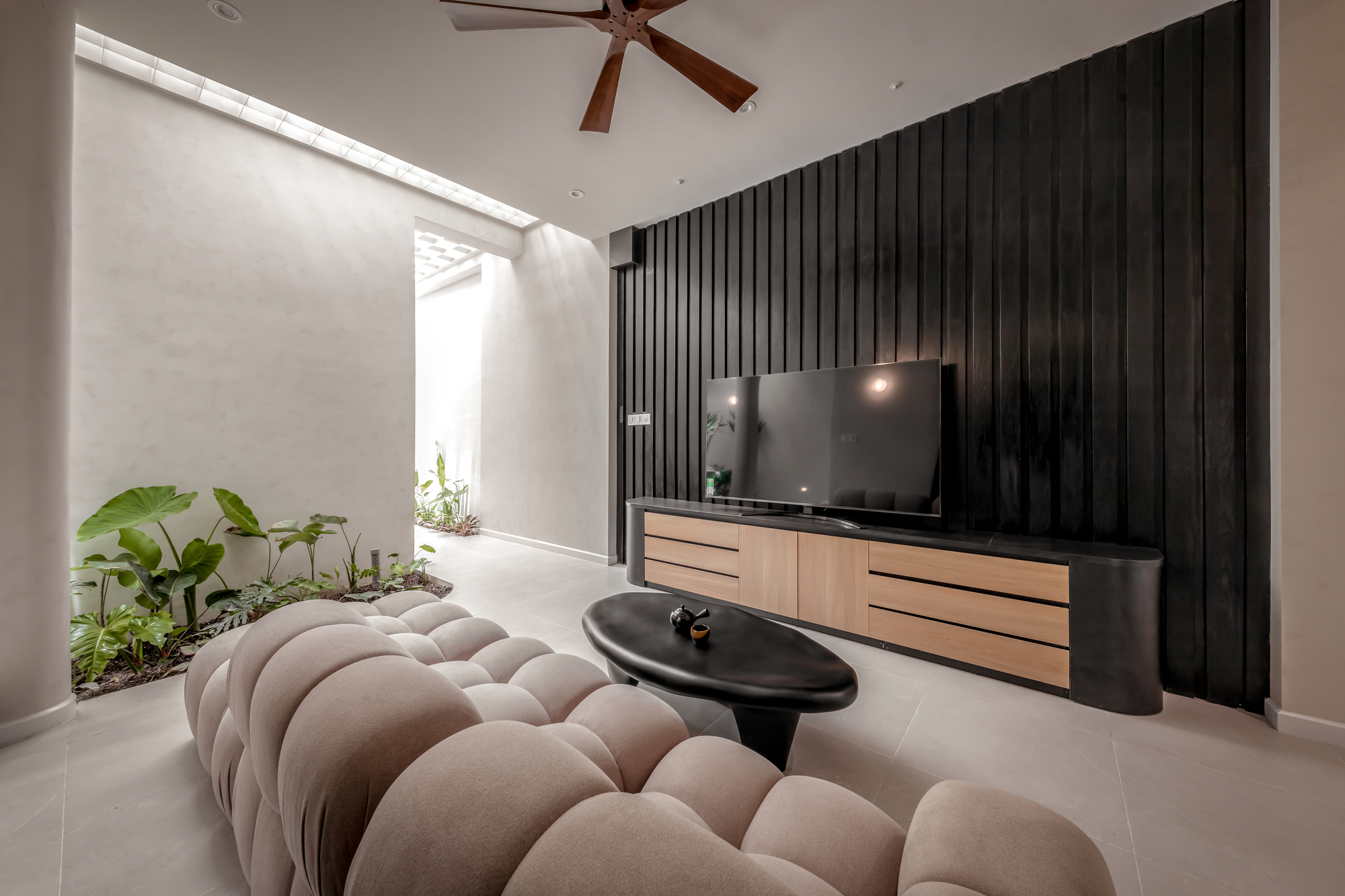 Gallery of Nhà Voi 7 Gardens House / DA VÀNG studio - 9