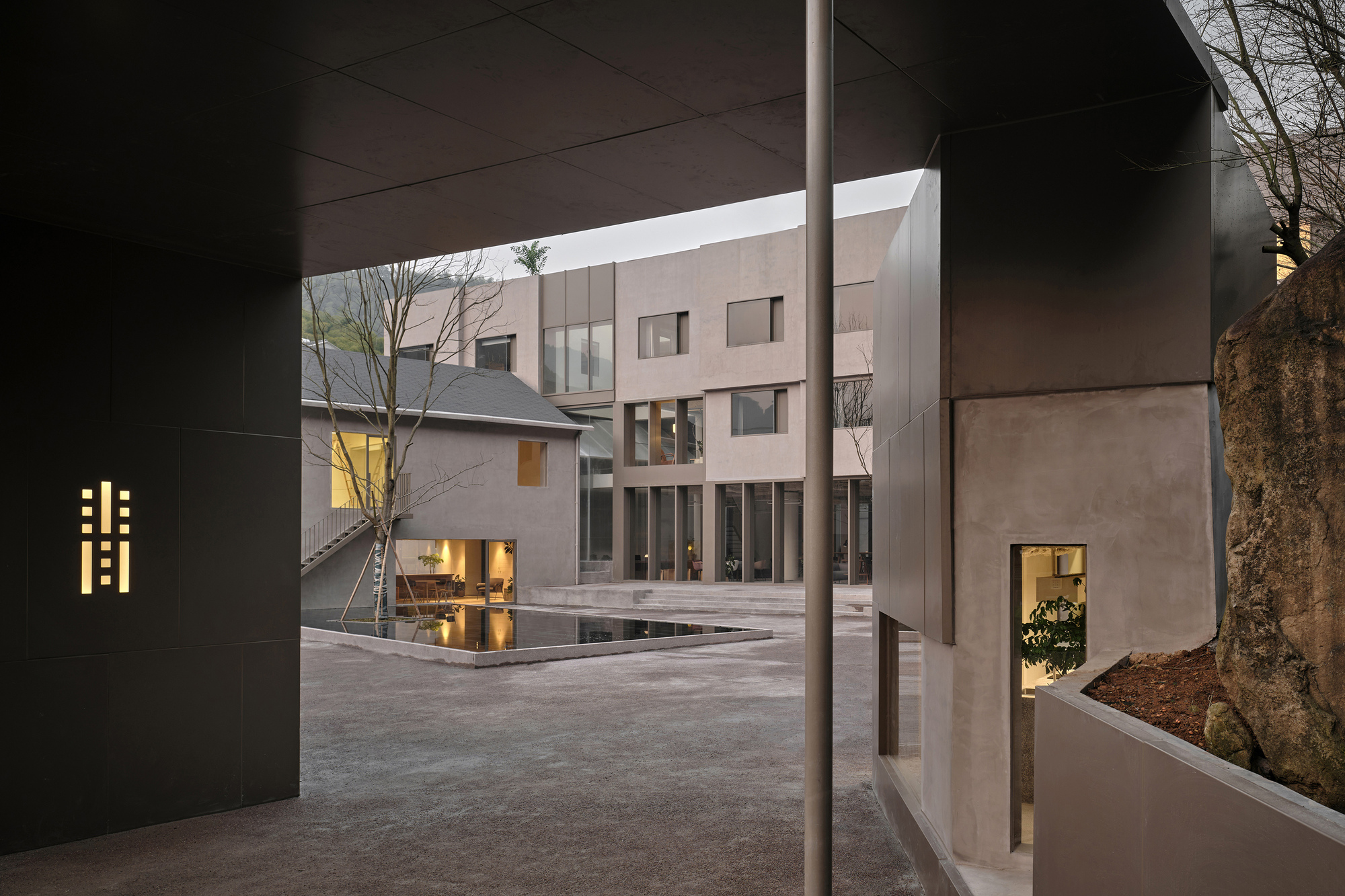 Gallery of Terraced Courtyard / Team BLDG - 14