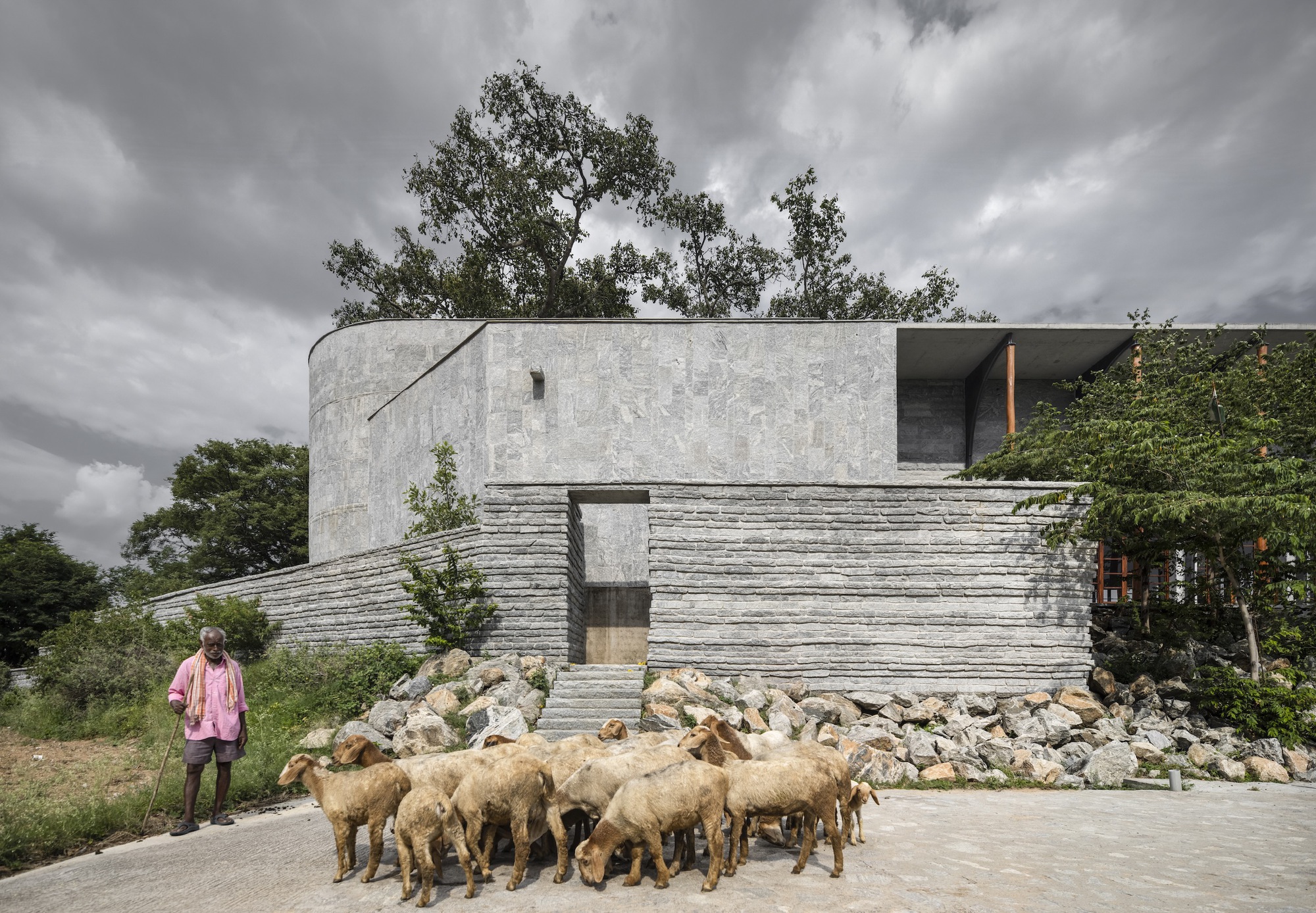 Galeria de Centro Comunitário One Tree Hill / Samira Rathod Design ...