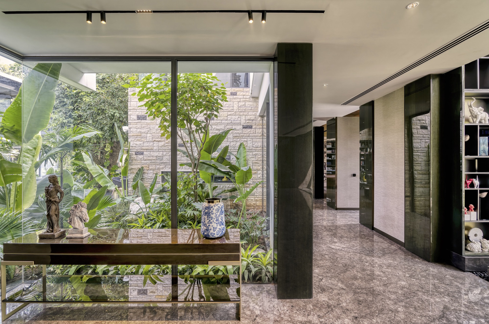 Gallery of Portico House / DADA Partners - 12