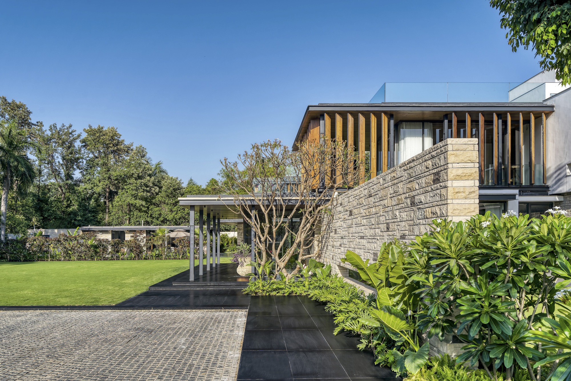 Gallery of Portico House / DADA Partners - 7