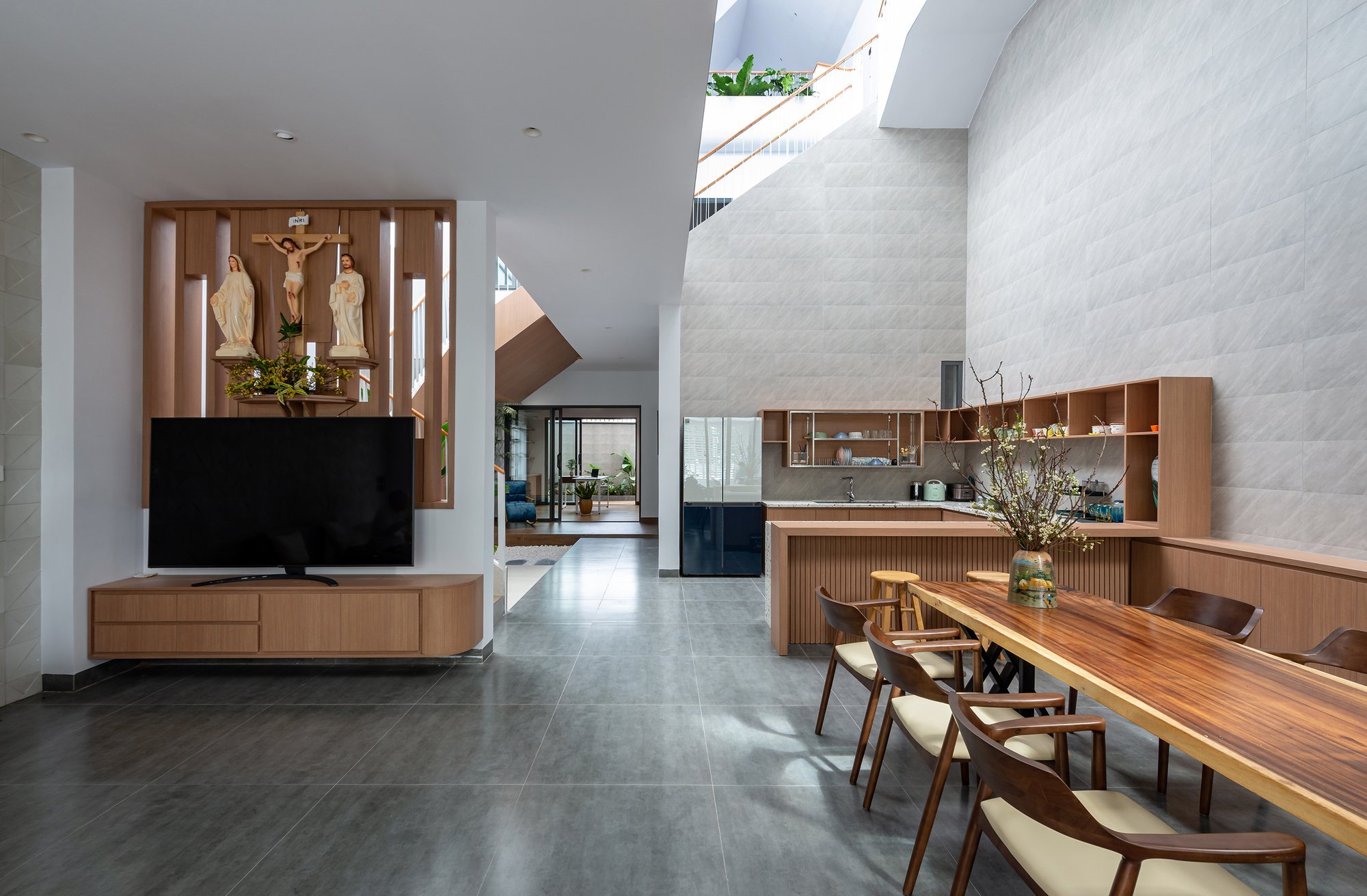 Gallery of 33 Open Homes With Multiple Stories Across a Vertical Open ...