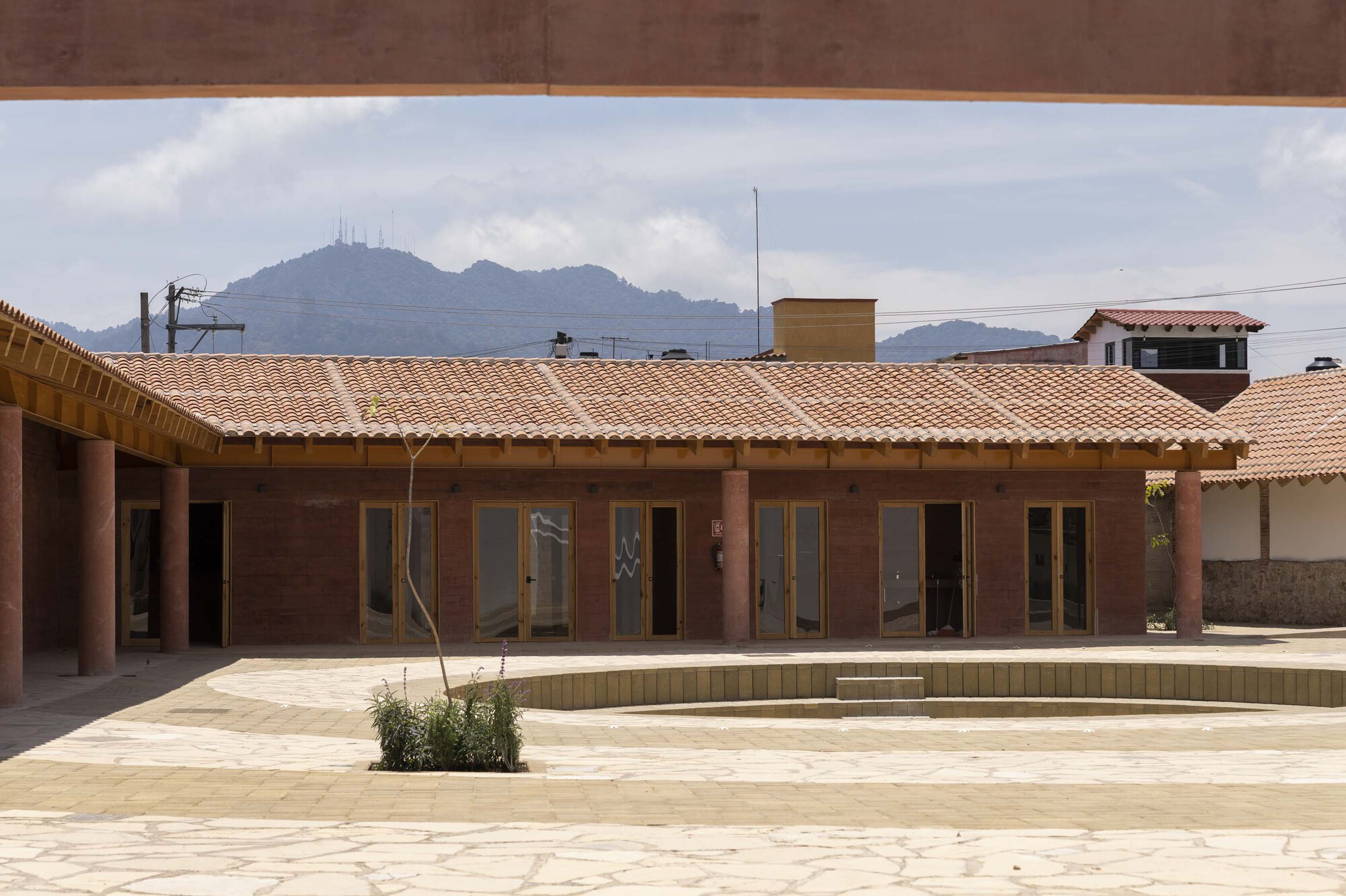 Gallery of Community Development Center in the old Rastro Municipal ...