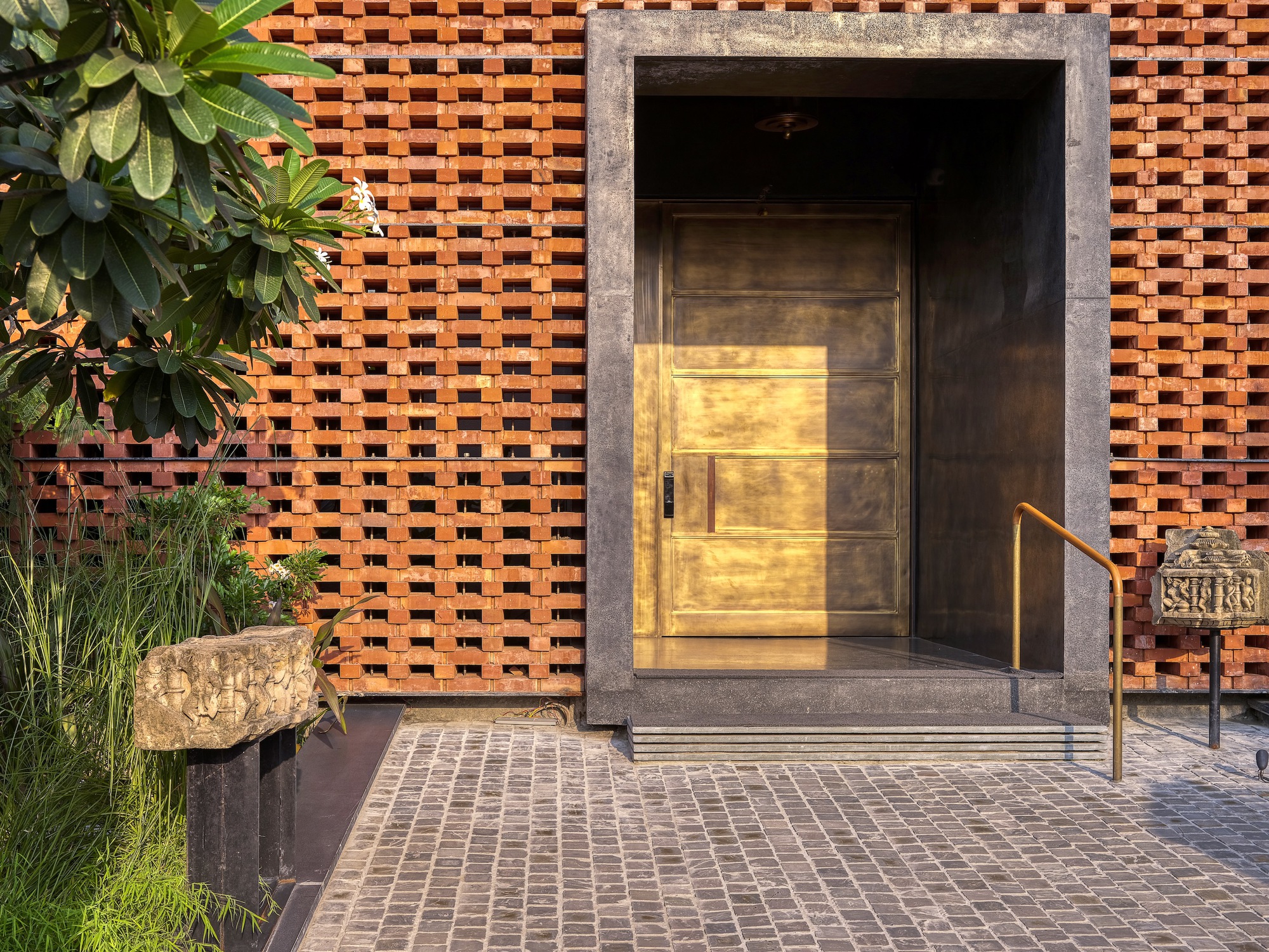 Gallery of Ishtika House / SPASM Design Architects - 12