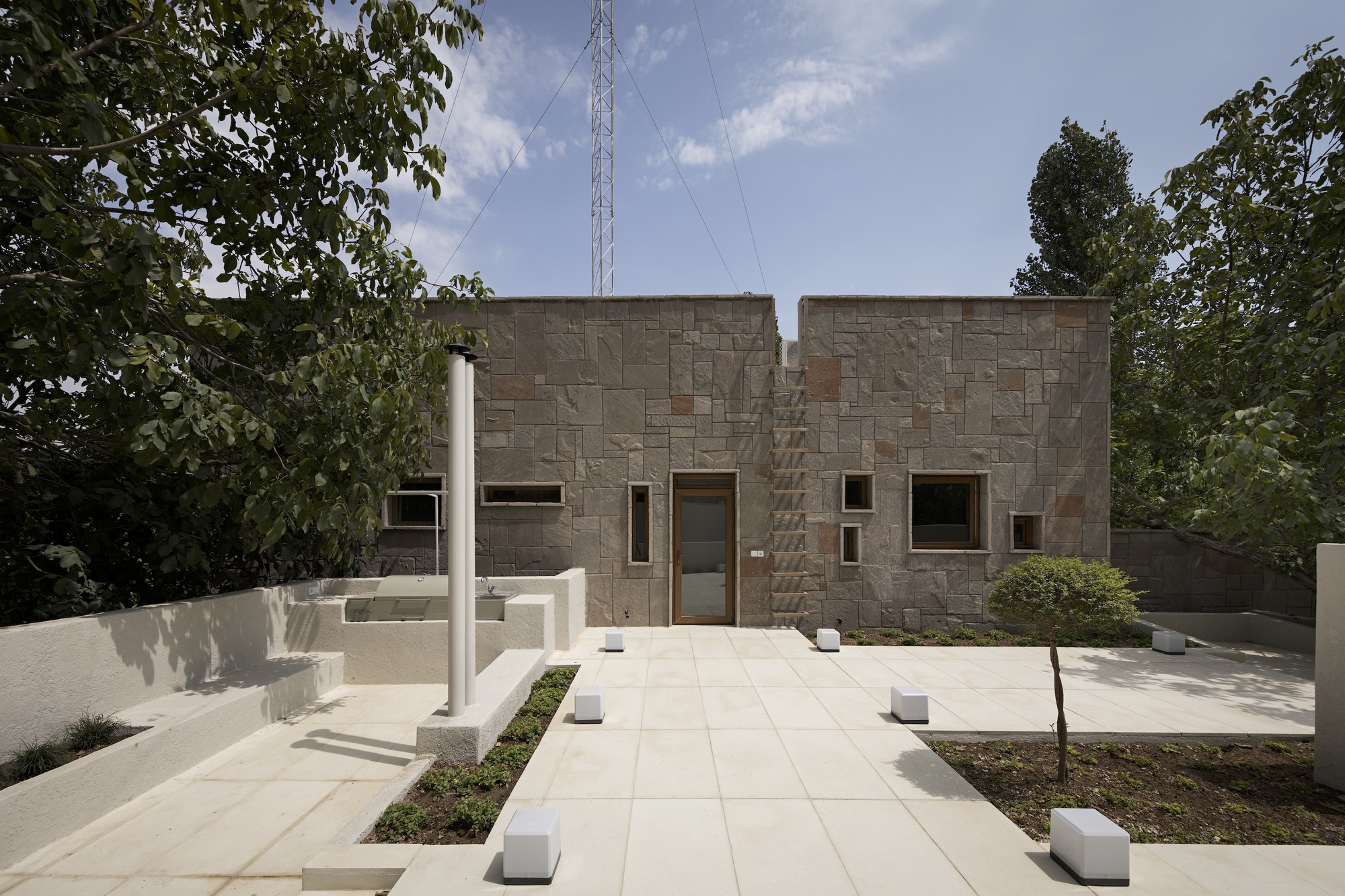 Gallery of A House Between Two Walnuts / KAV Architects - 22
