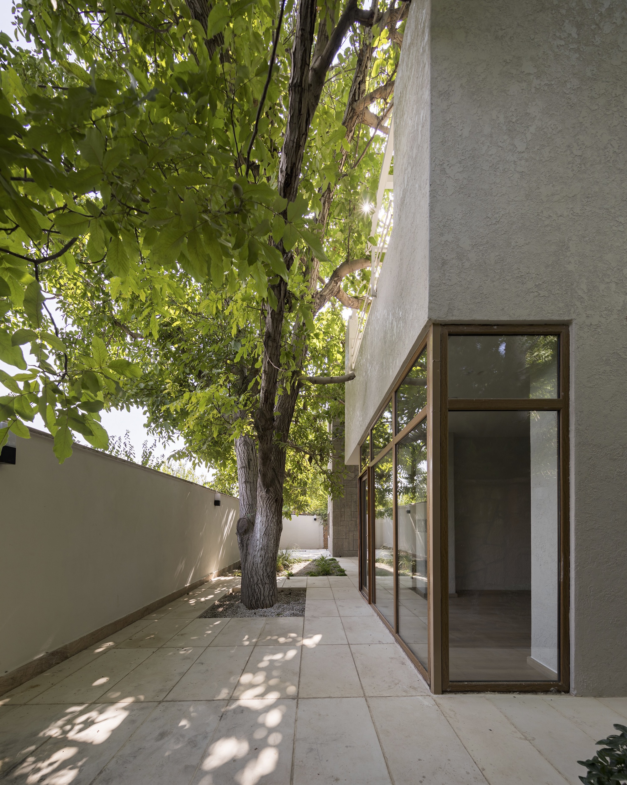 Gallery of A House Between Two Walnuts / KAV Architects - 12