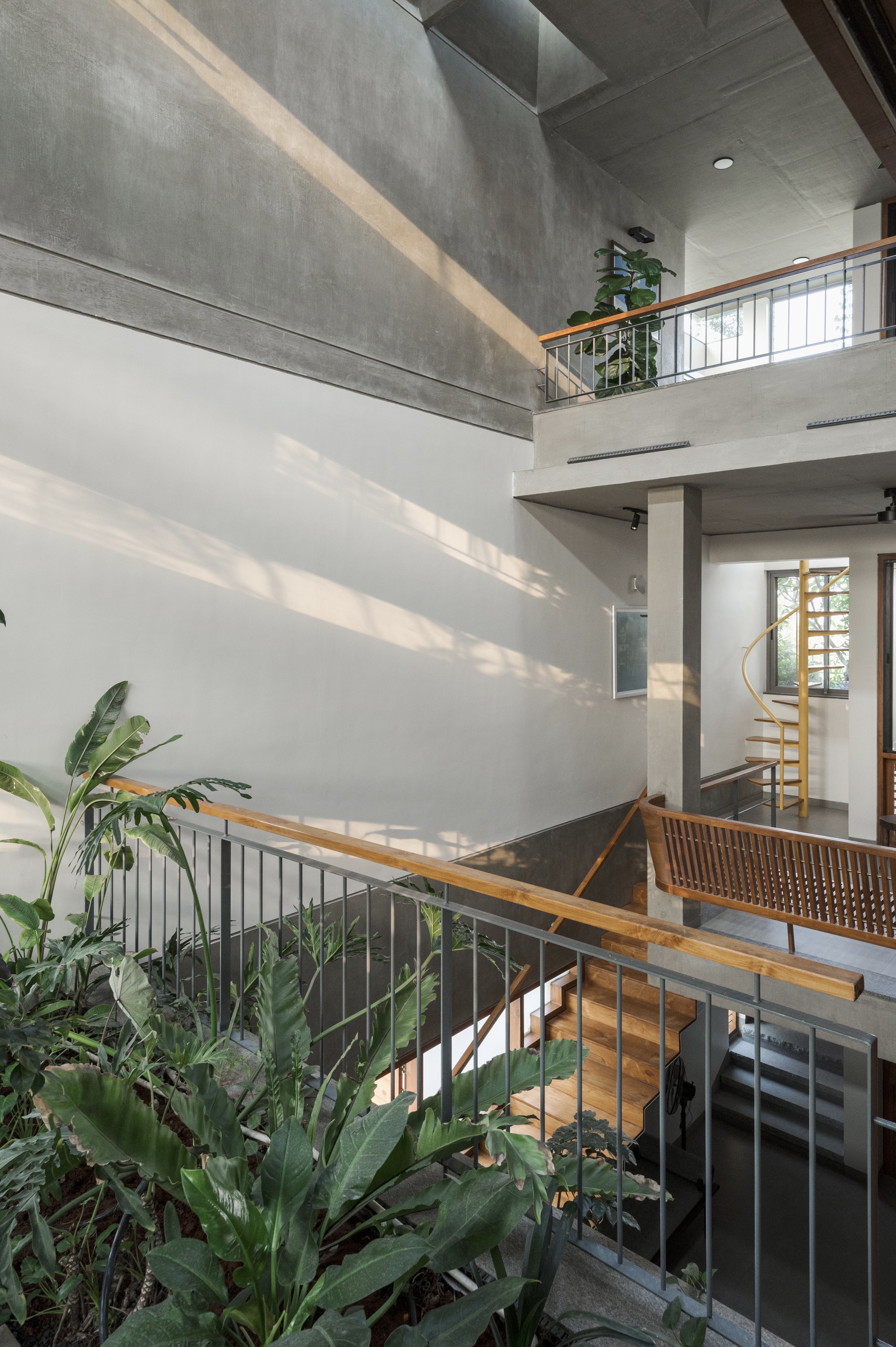 Gallery of Ineffable Light House / A Threshold - 12