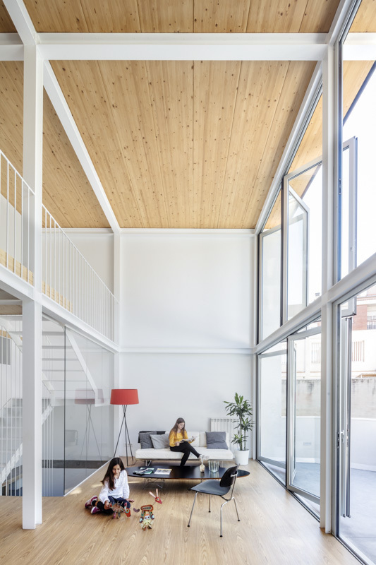 Gallery of How to Make the Most of Double-Height Ceilings in ...