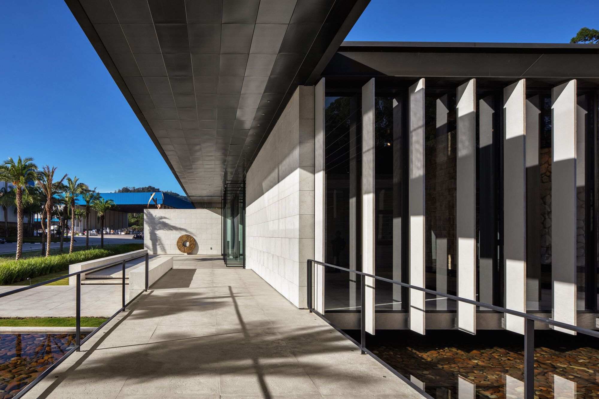 Gallery of Castelatto Pavilion / Biselli Katchborian Arquitetos ...