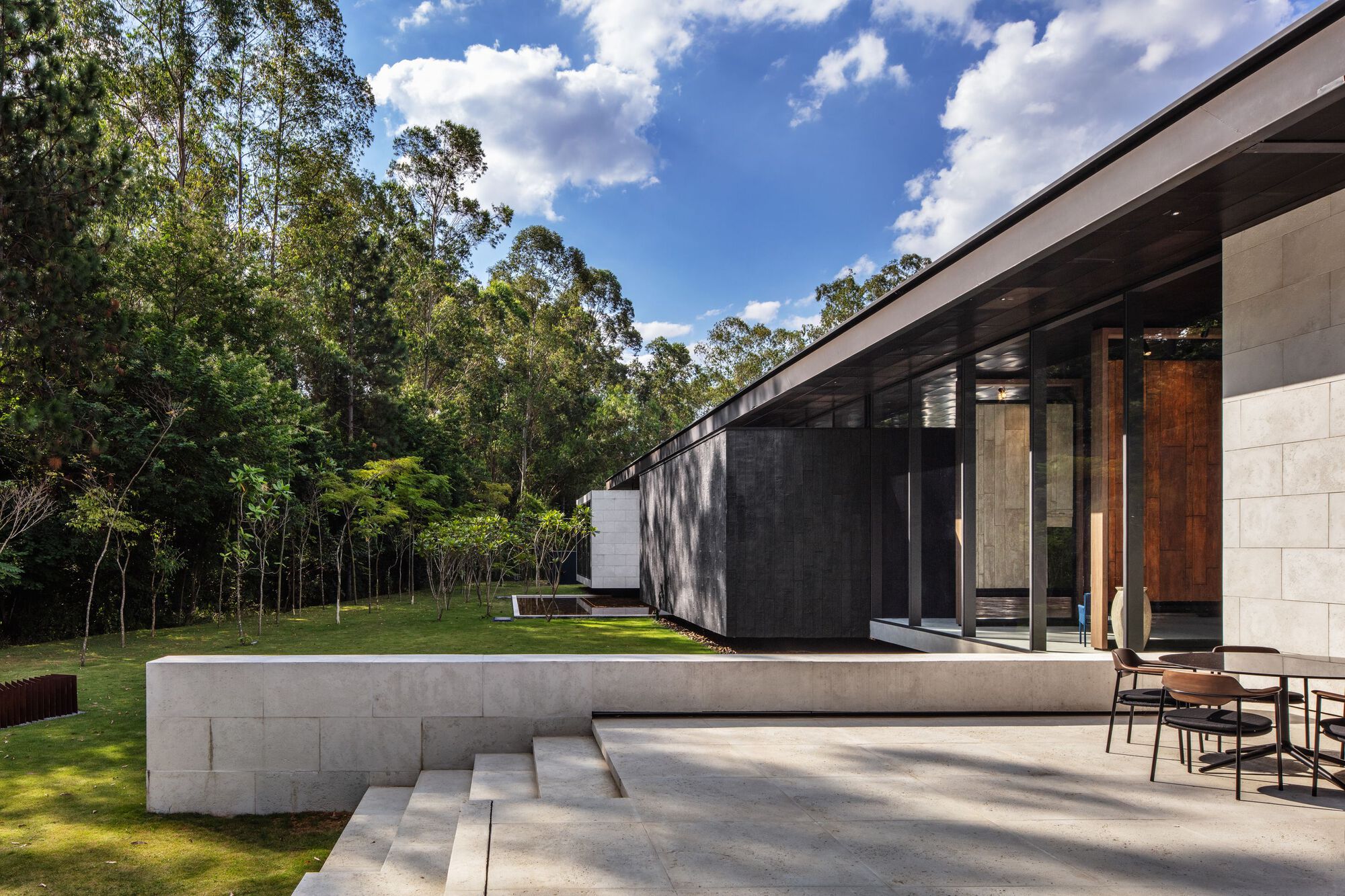 Gallery of Castelatto Pavilion / Biselli Katchborian Arquitetos ...