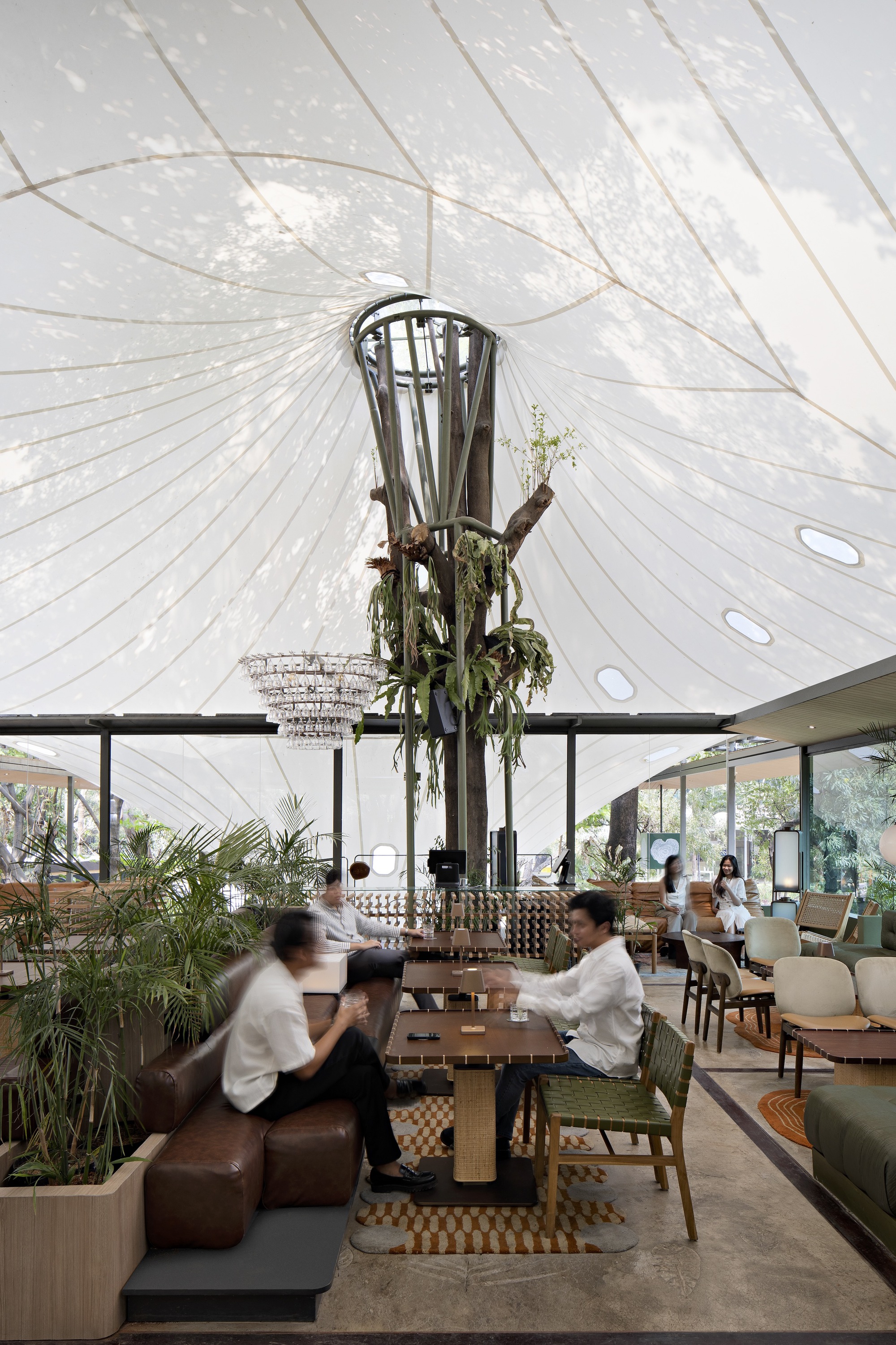 Galeria de Restaurante Stalk, Abraçando as Árvores / RAD+ar (Research ...