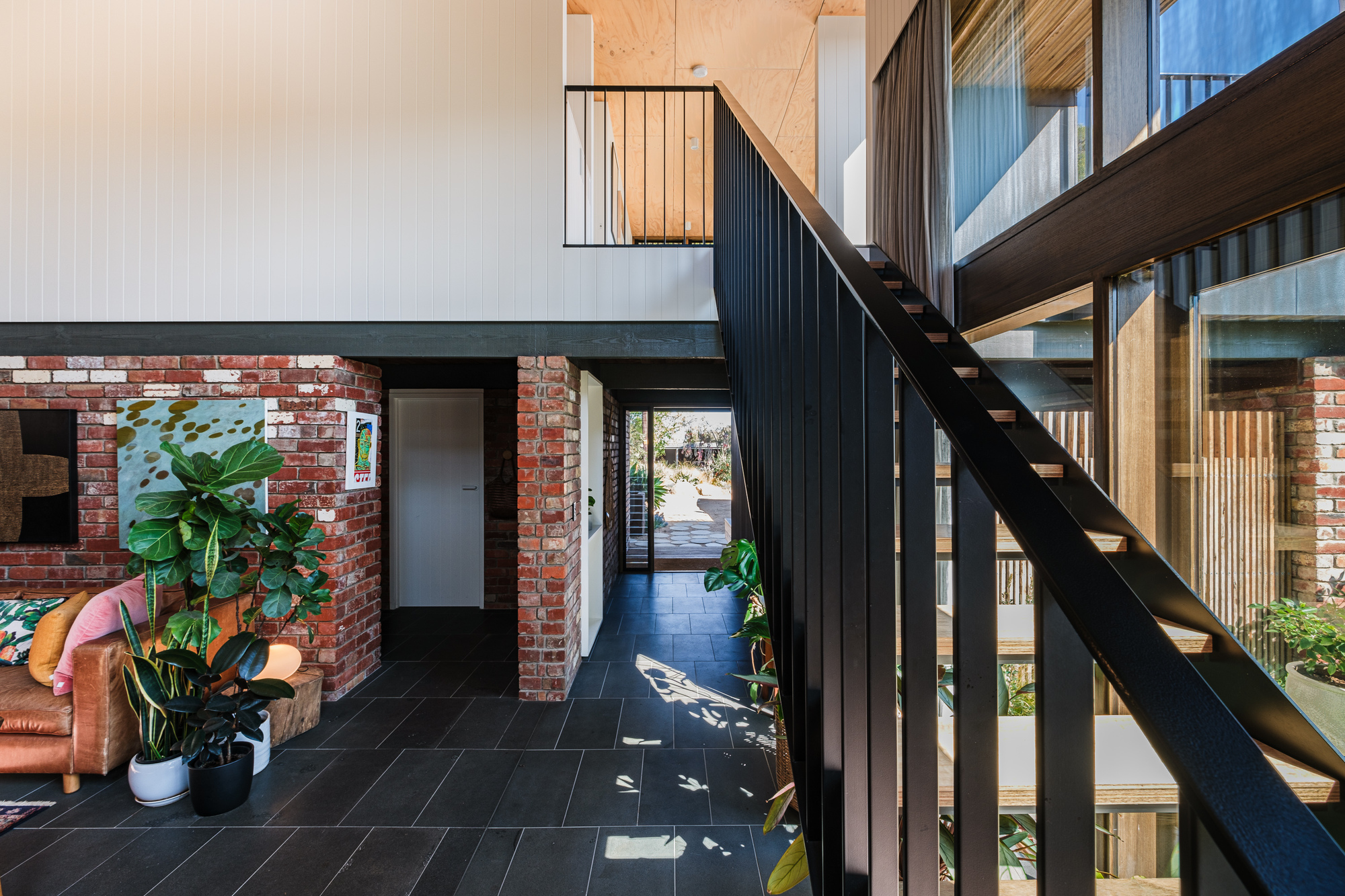 Gallery of Upcycled House / Freehand Projects - 10