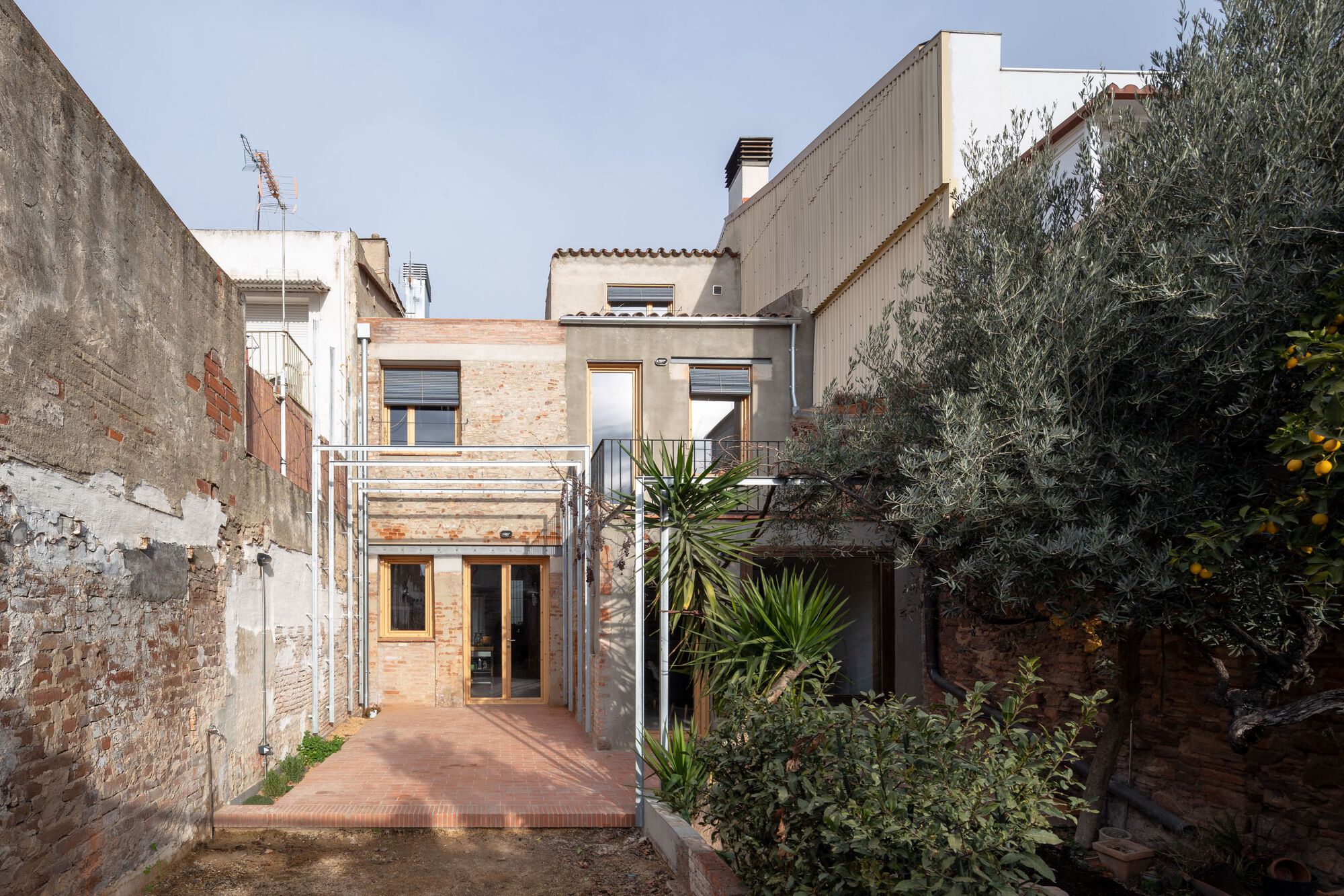 Gallery of Renovation of two Houses Between Party Walls / arqbag - 2