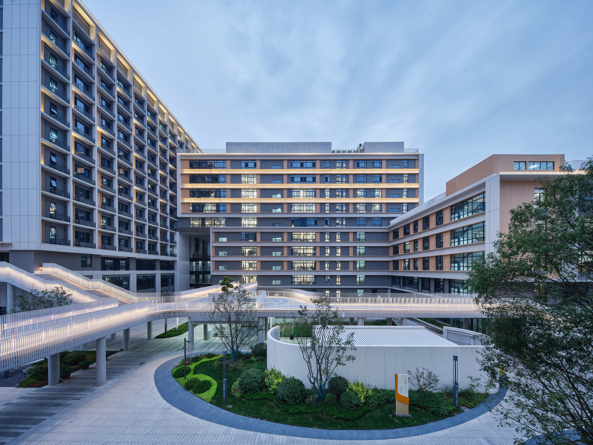 Gallery of Xi'an Gaoxin No.1 High School Expansion and Social Shared Car Park / Qu Peiqing ...