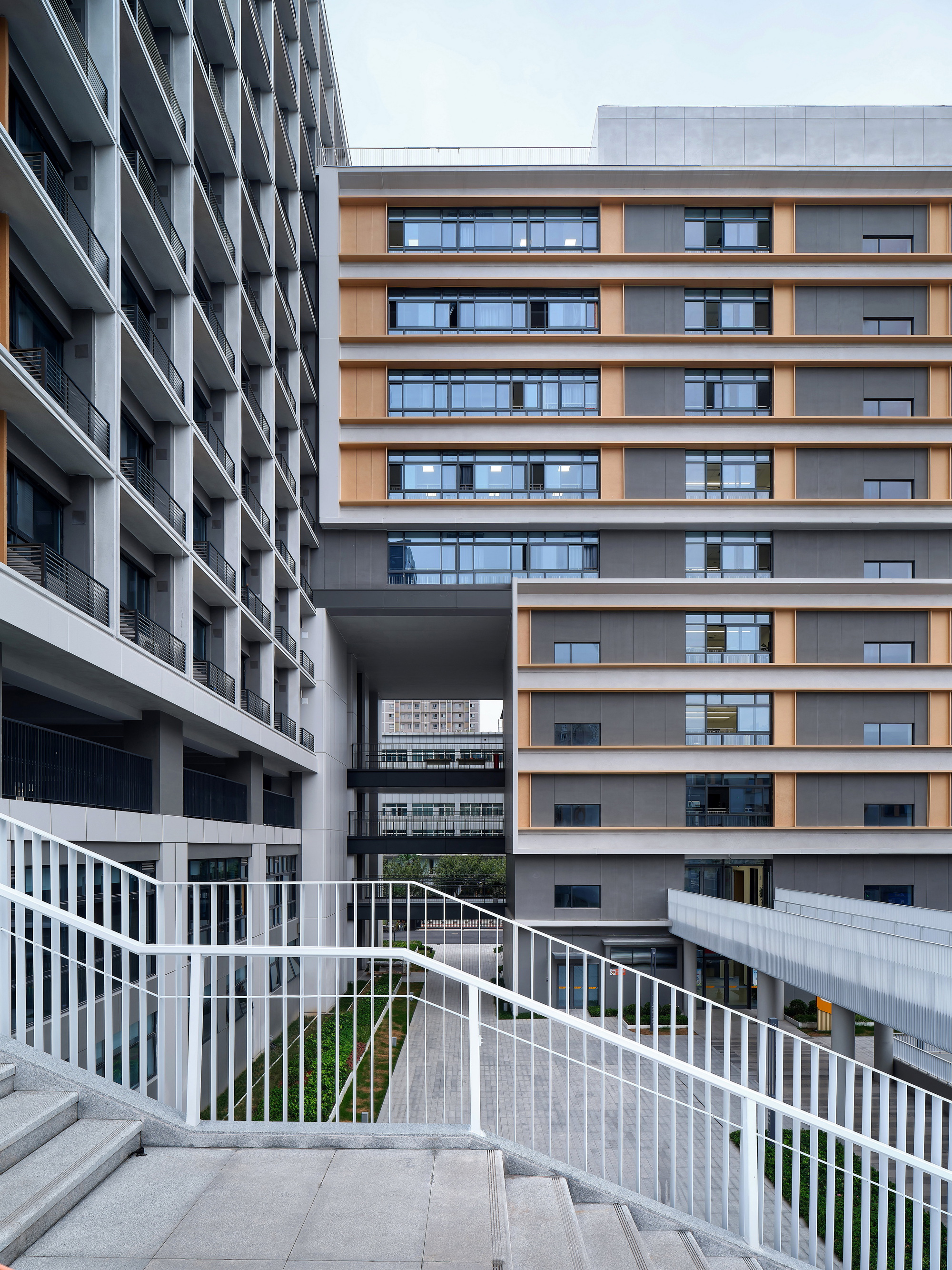 Gallery of Xi'an Gaoxin No.1 High School Expansion and Social Shared Car Park / Qu Peiqing ...