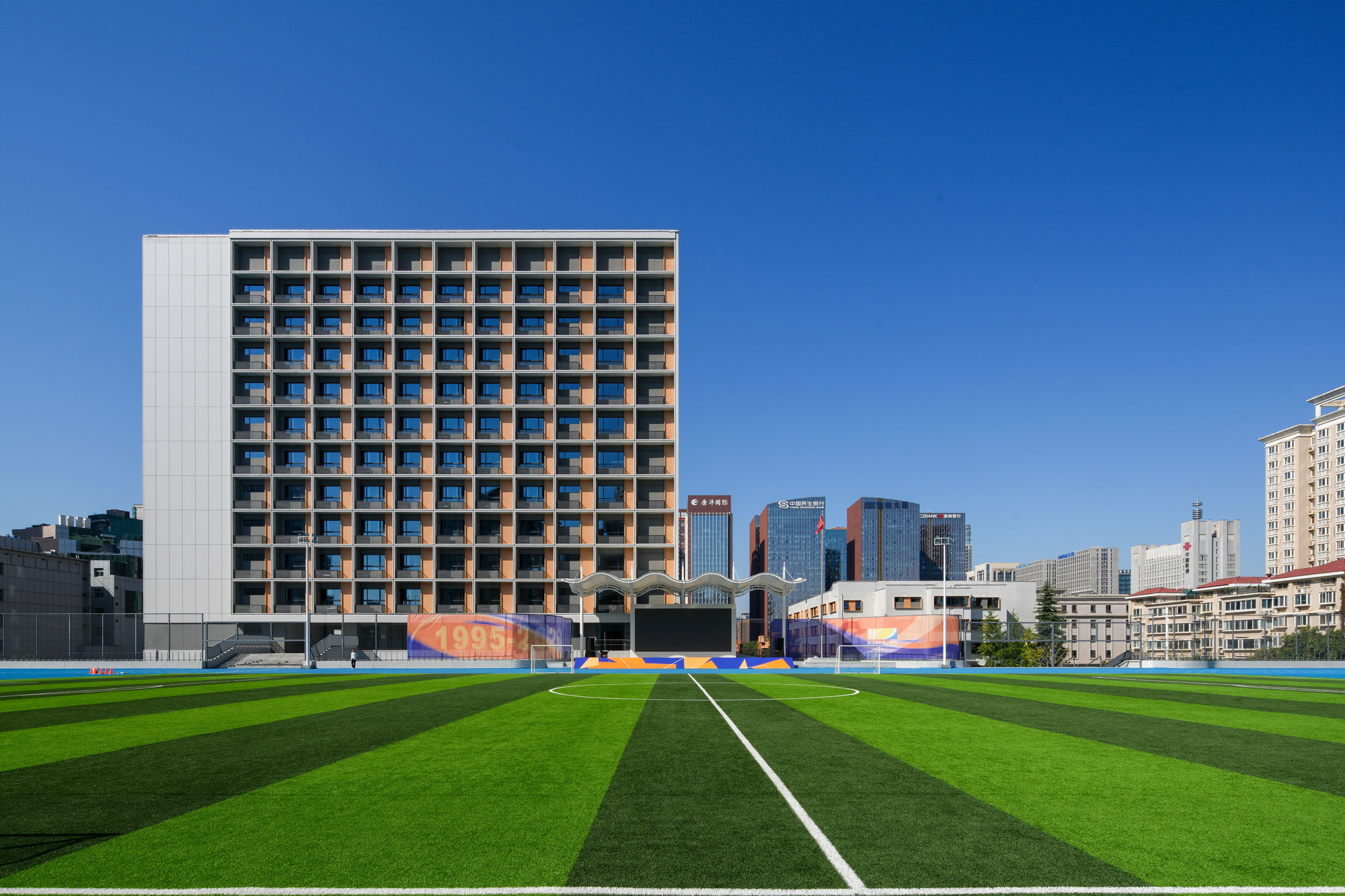 Gallery of Xi'an Gaoxin No.1 High School Expansion and Social Shared Car Park / Qu Peiqing ...