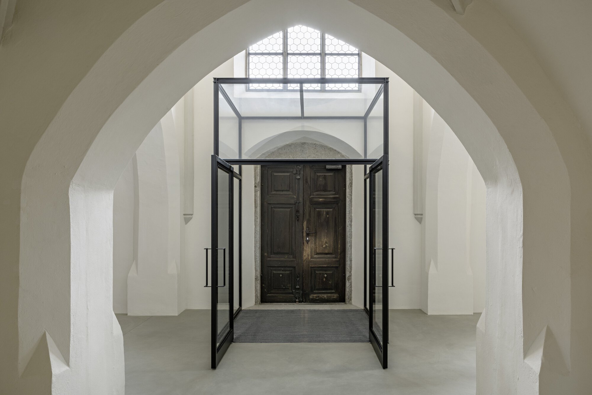 Gallery of Opening Up / Neo-Gothic Architecture Meets Modern Minimalism - 5