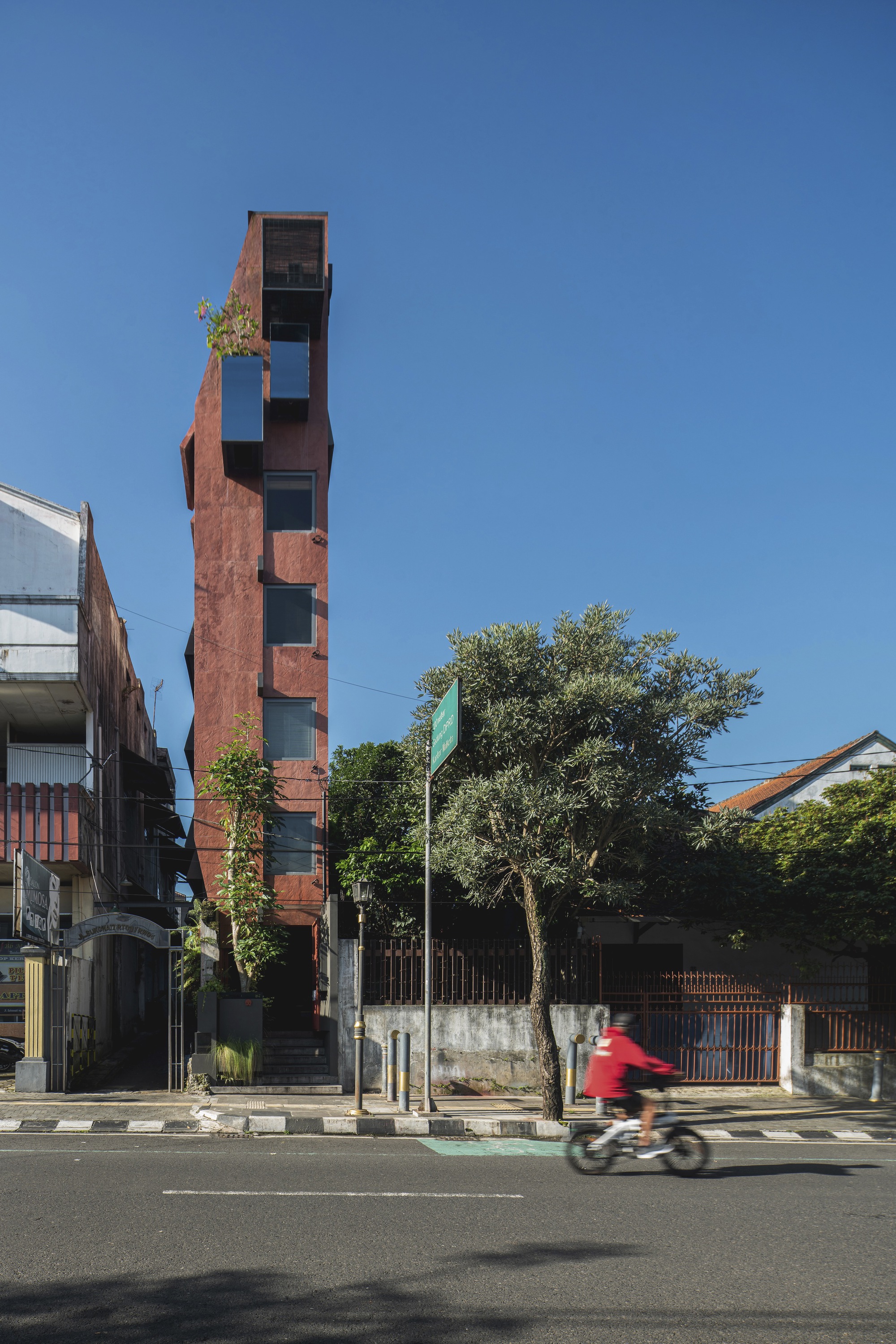 Gallery of The Slender Hotel / Sahabat Selojene - 7