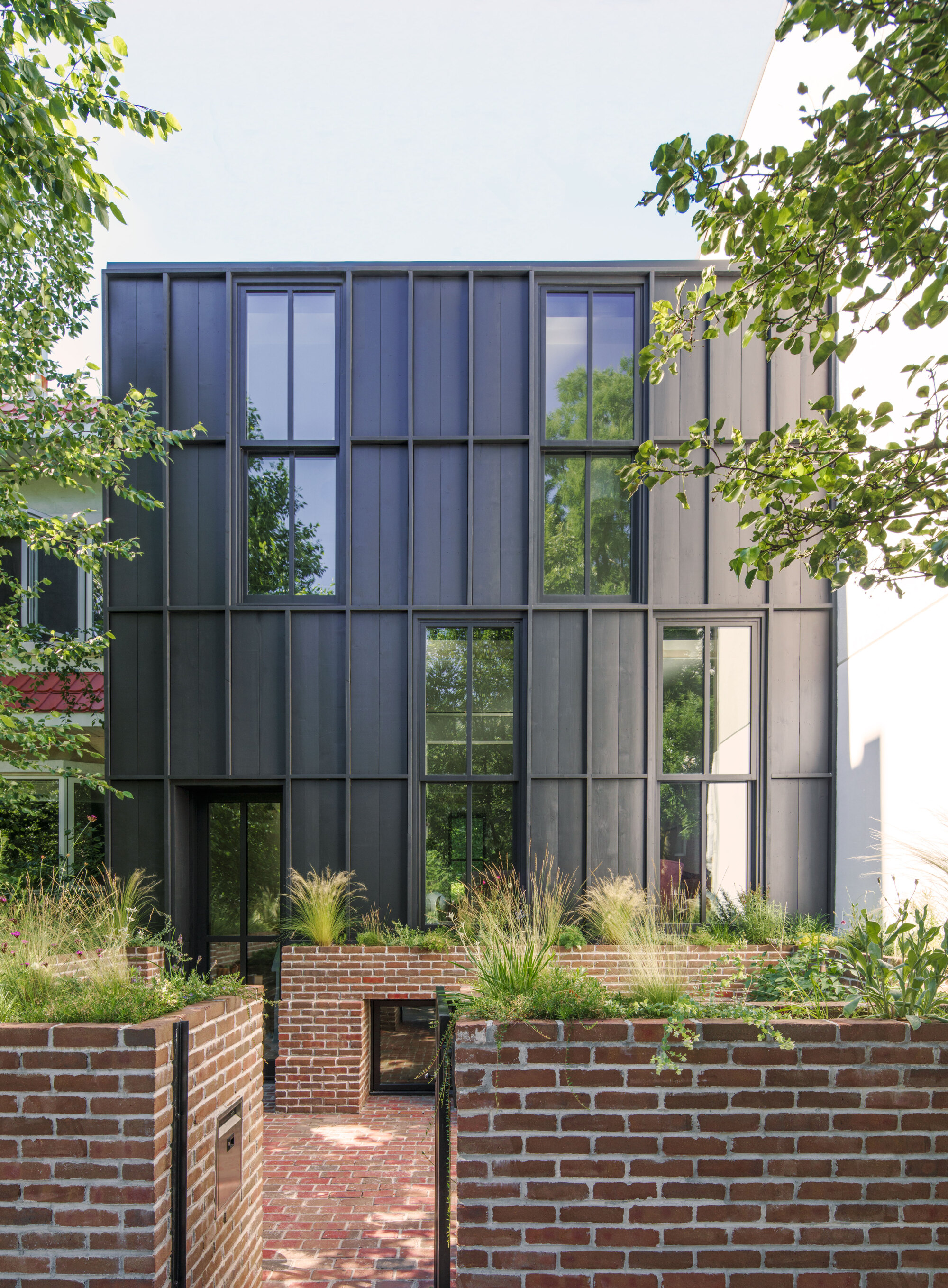 Gallery of Stick House, Brick Garden / Abruzzo Bodziak Architects - 7