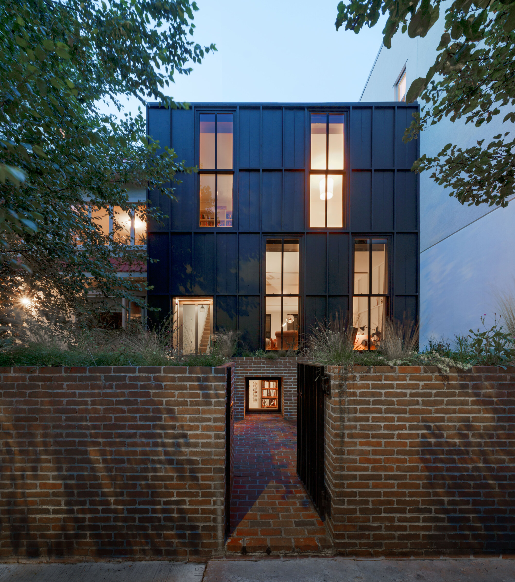 Gallery of Stick House, Brick Garden / Abruzzo Bodziak Architects - 9