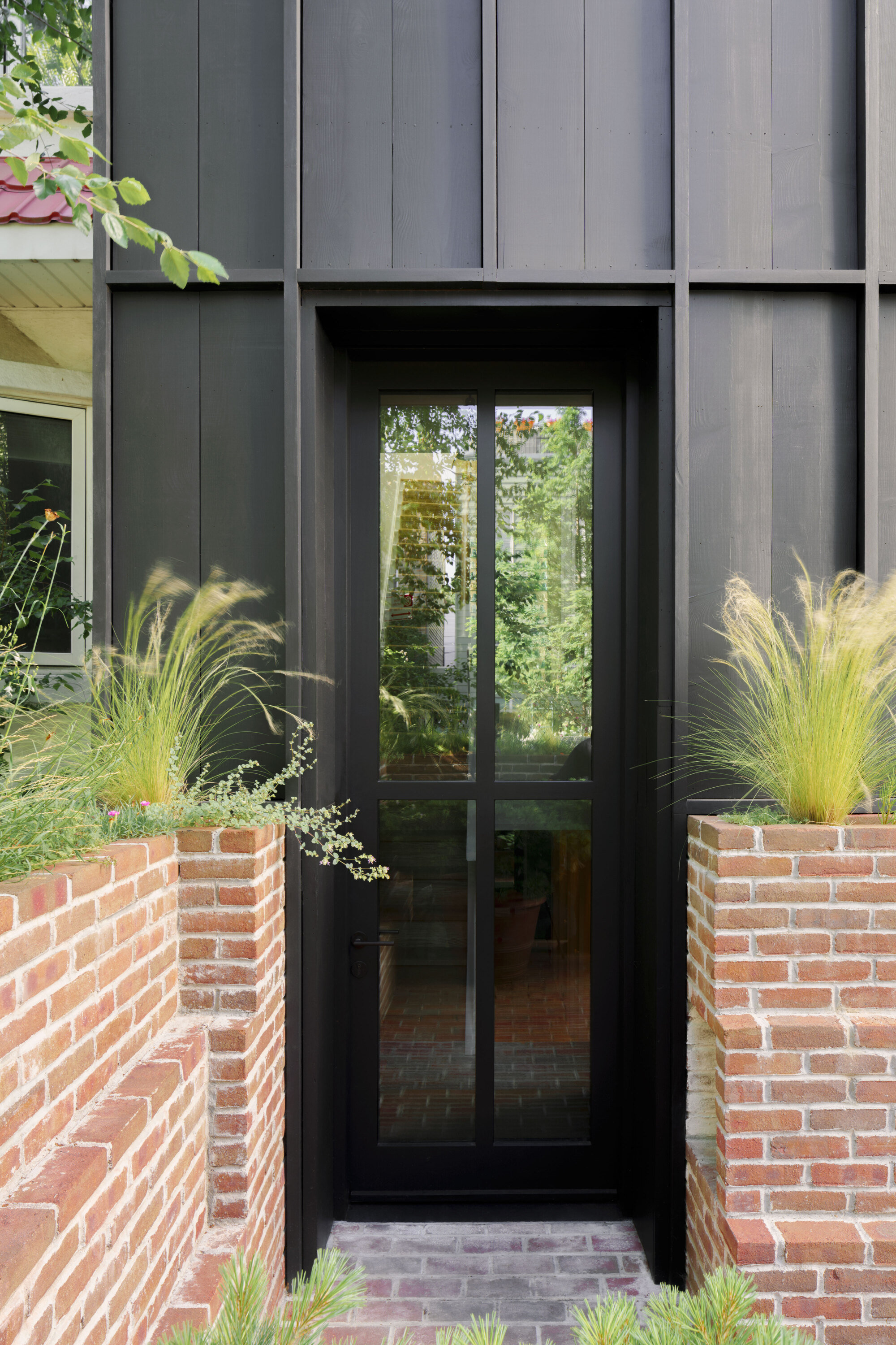 Gallery of Stick House, Brick Garden / Abruzzo Bodziak Architects - 11