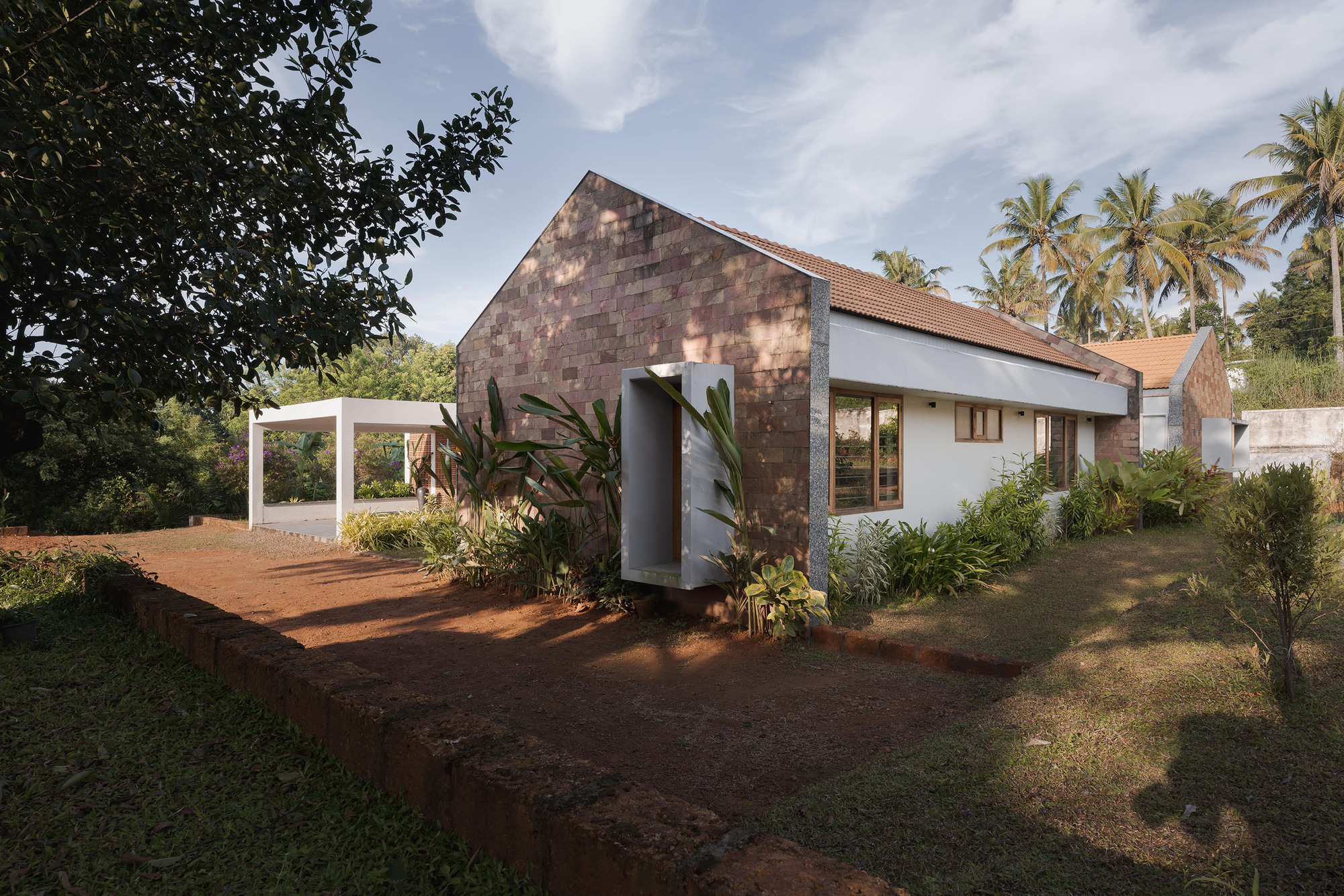 Gallery of The Mala House / Thomas Parambil Architects - 10