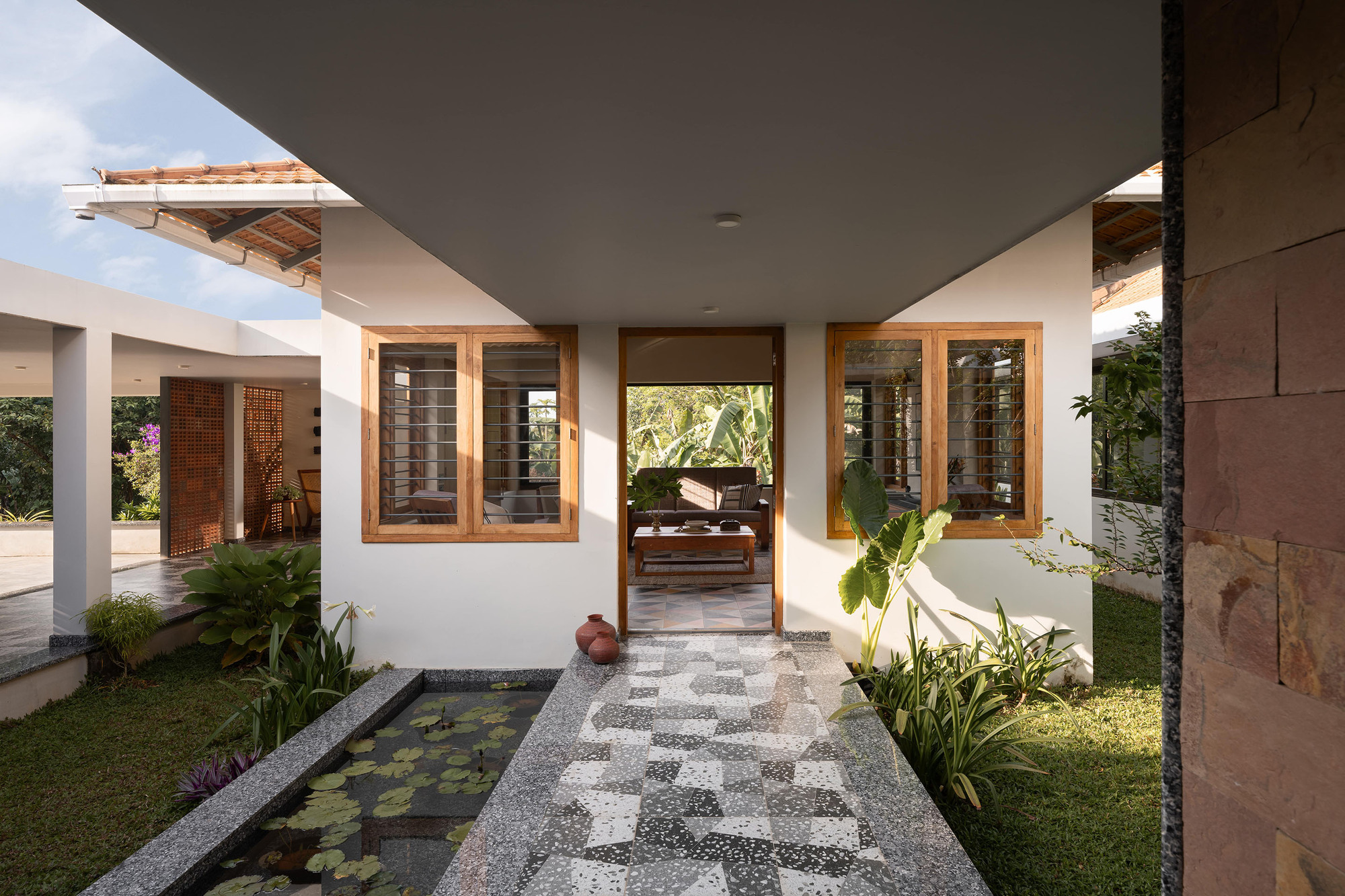 Gallery of The Mala House / Thomas Parambil Architects - 13