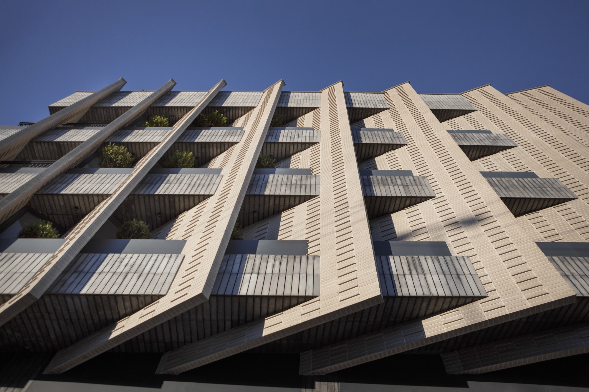 Gallery of Sideway Apartment / Ashari Architects - 5