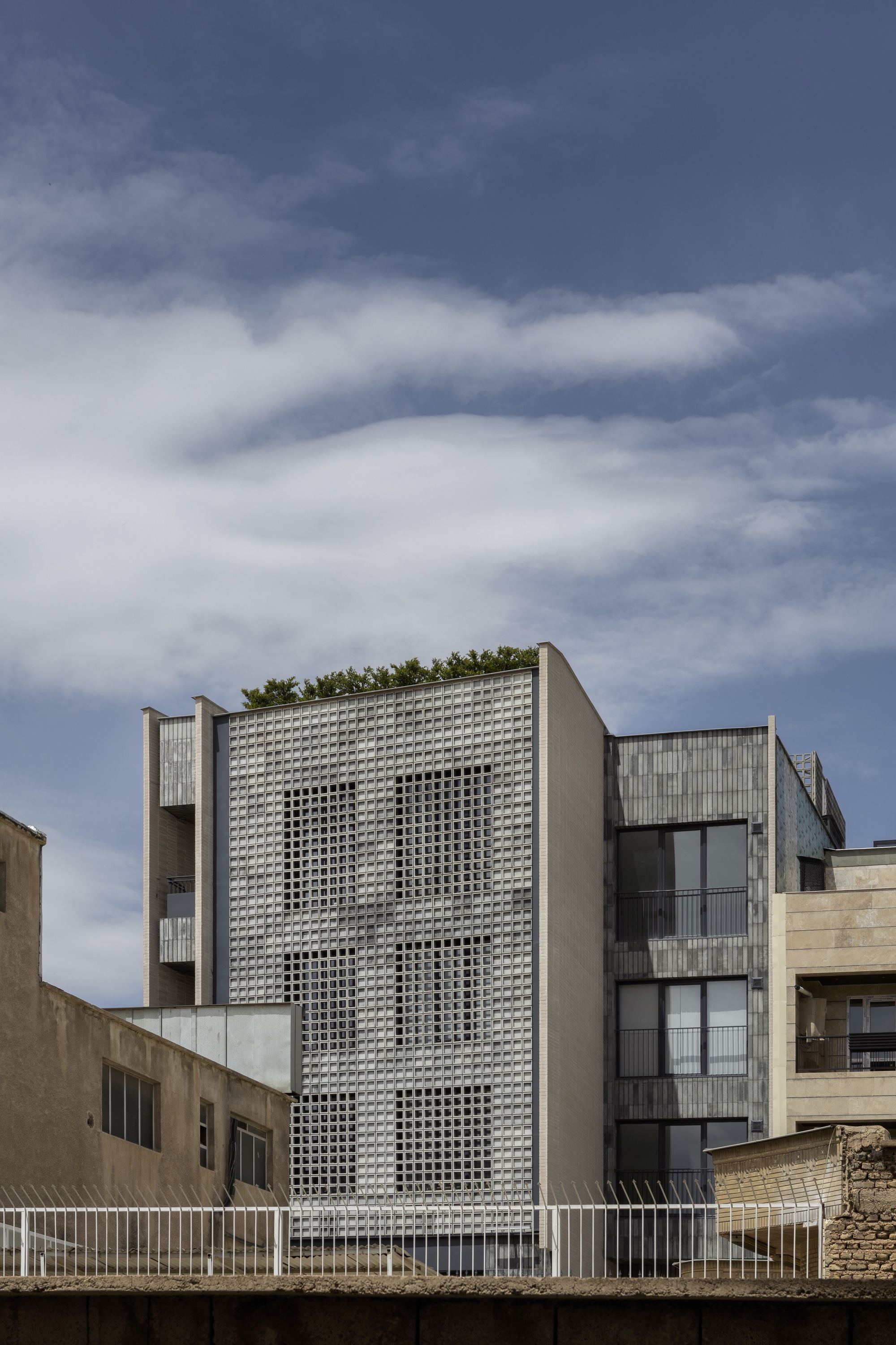 Gallery of Sideway Apartment / Ashari Architects - 10