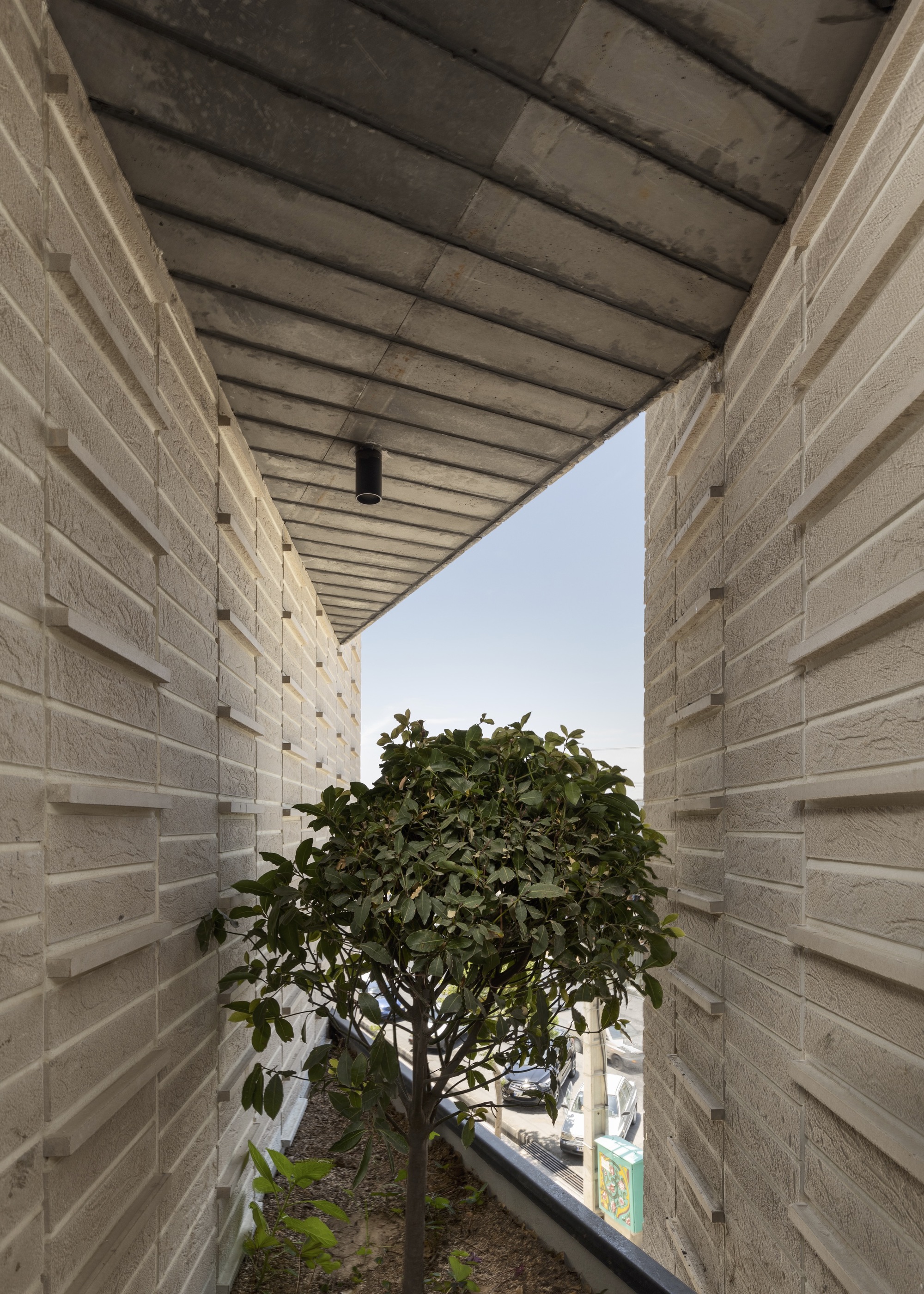 Gallery of Sideway Apartment / Ashari Architects - 4