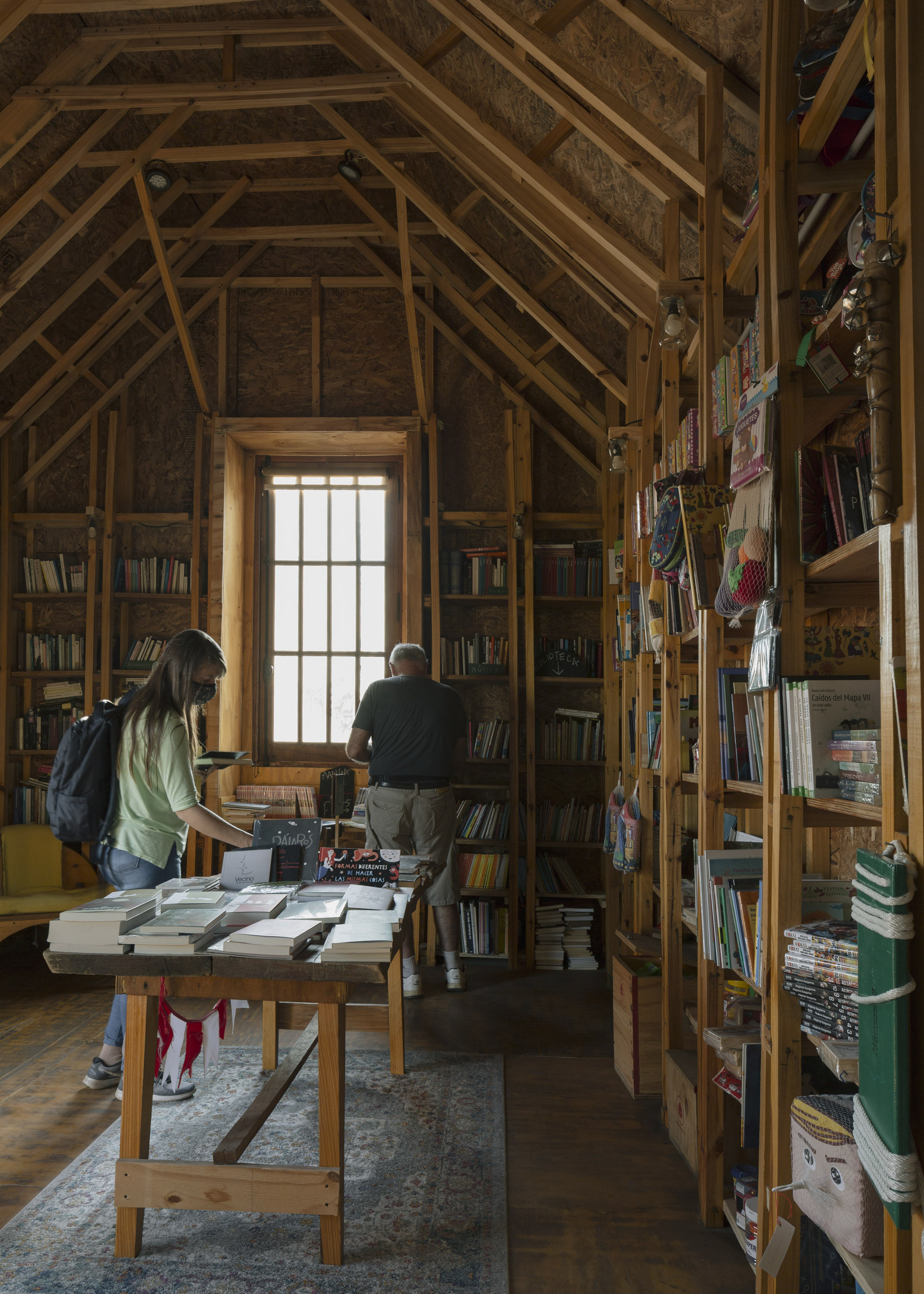 Gallery of A Red House Library / Estudio Arzubialde - 25