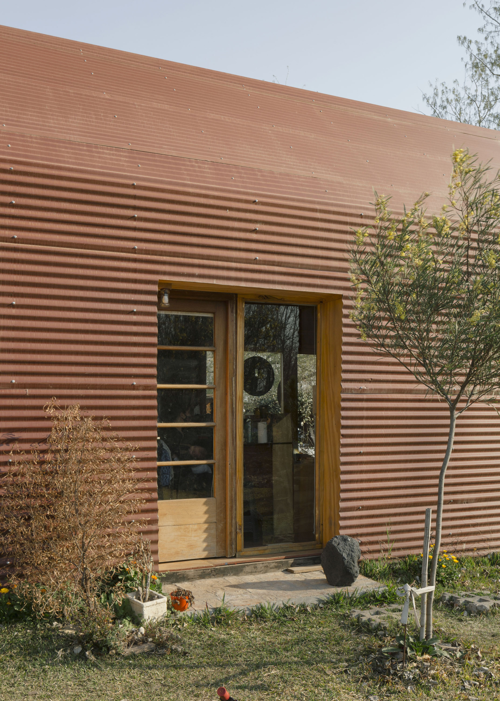 Gallery of A Red House Library / Estudio Arzubialde - 10