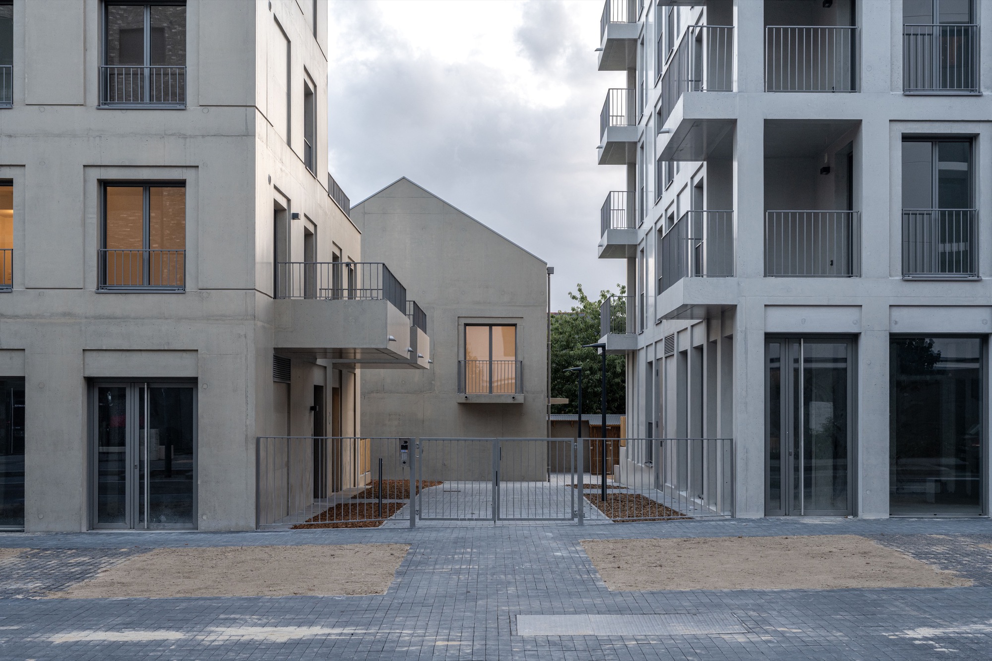 Gallery of Alma Street Housing / palast - 3