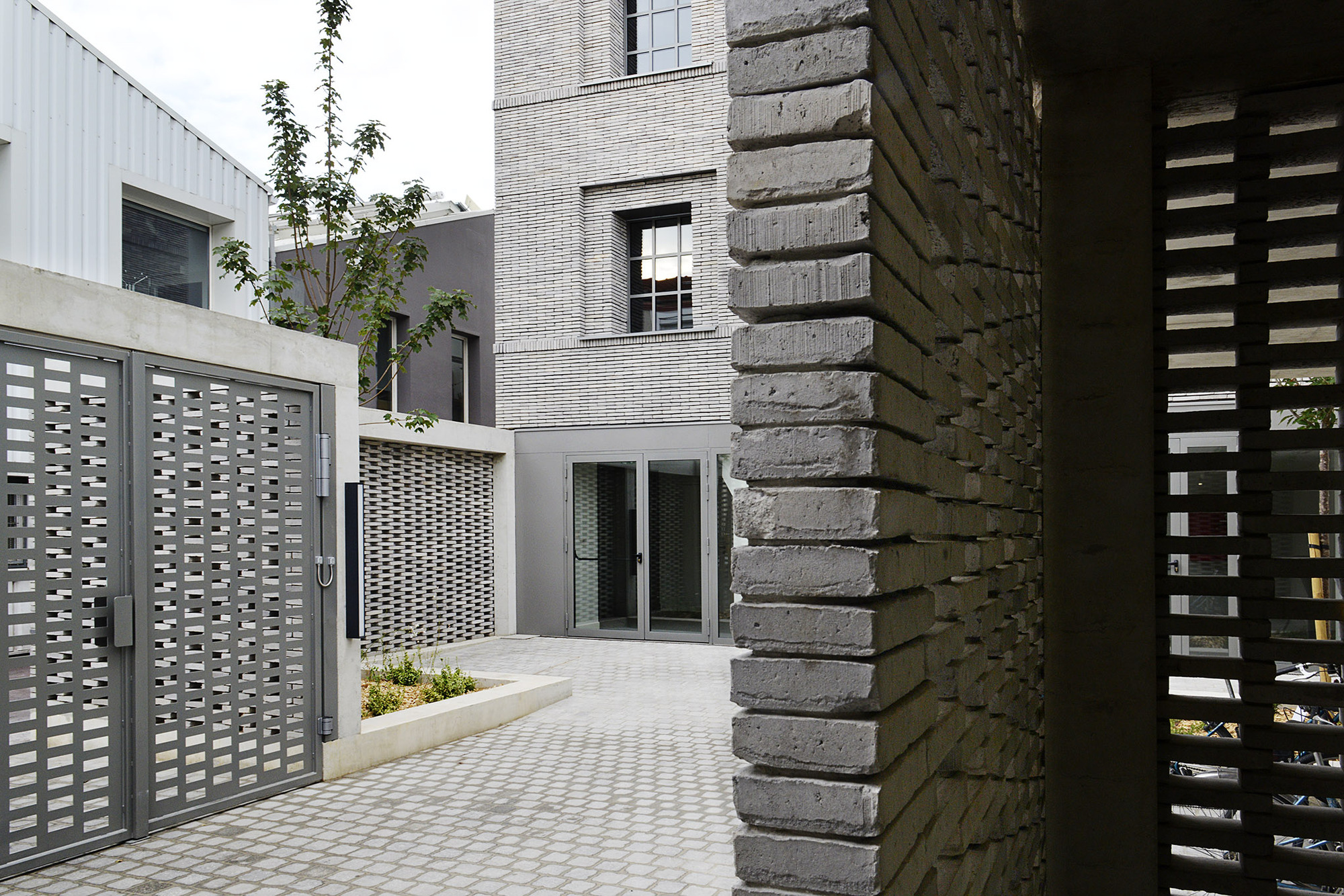 Gallery of Entrance Square for Hermes Workshop / palast - 3