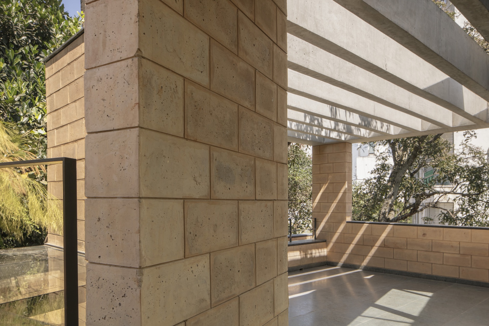 Gallery of Debris Block House / CollectiveProject - 15