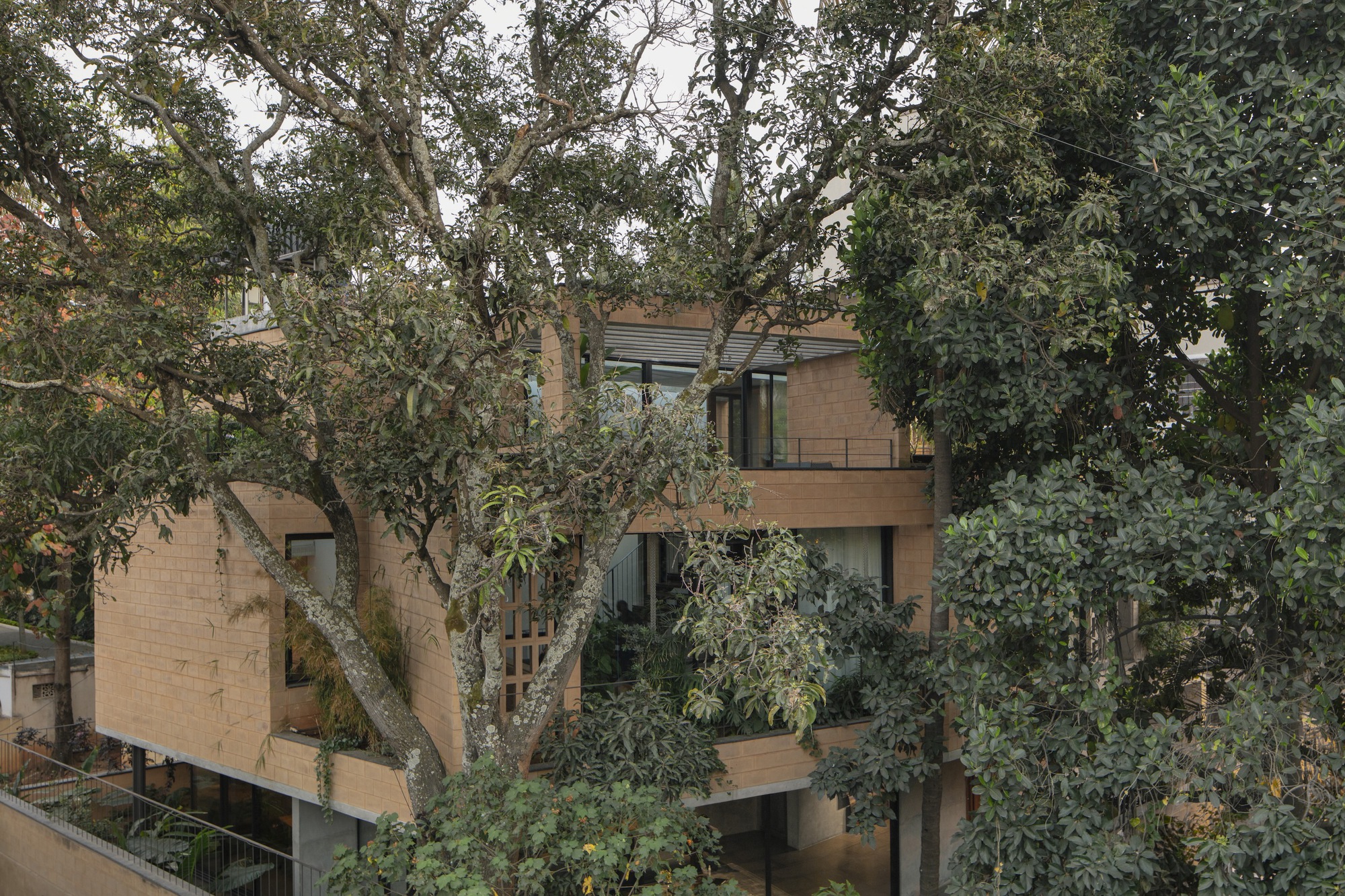 Gallery of Debris Block House / CollectiveProject - 6