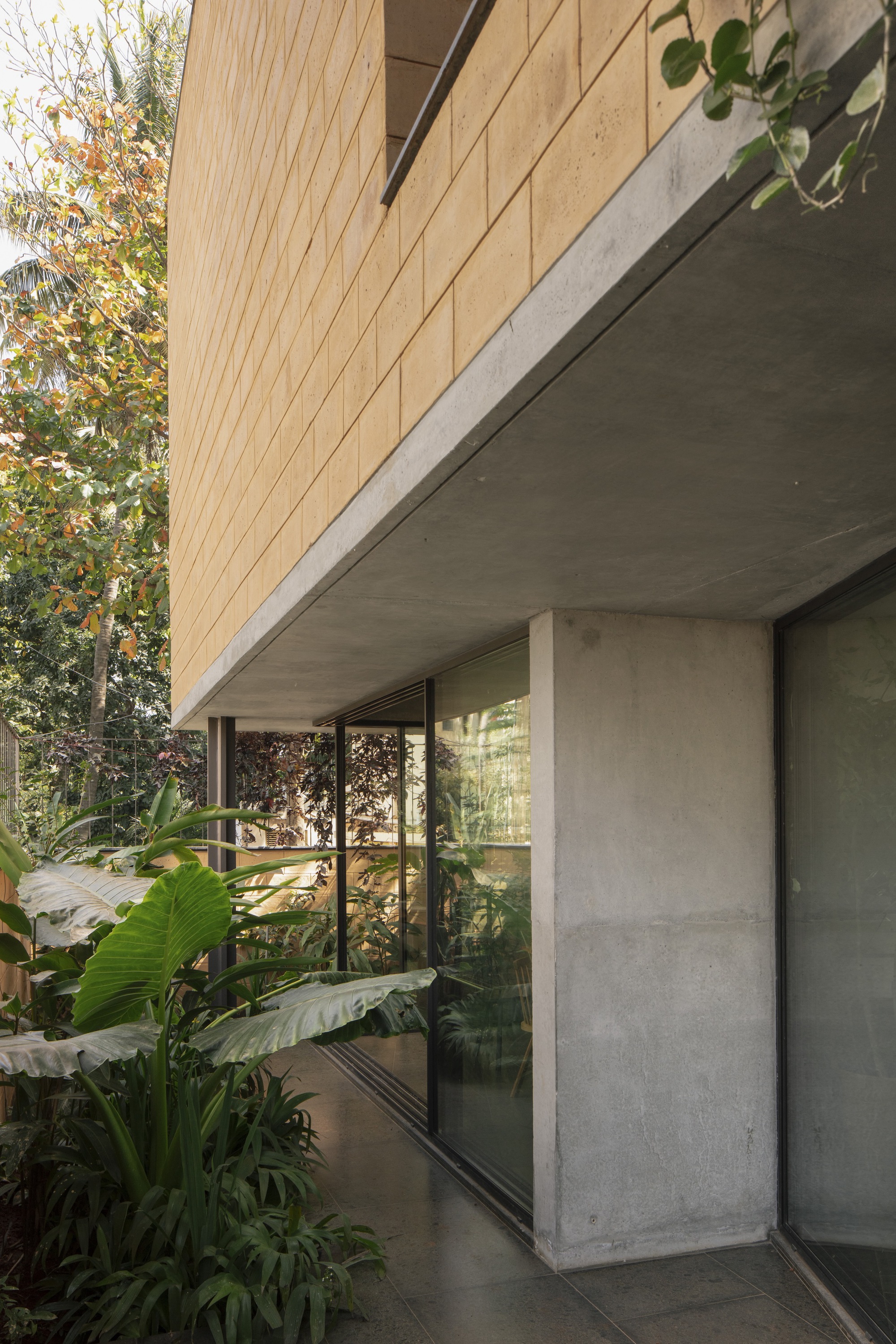 Gallery of Debris Block House / CollectiveProject - 16