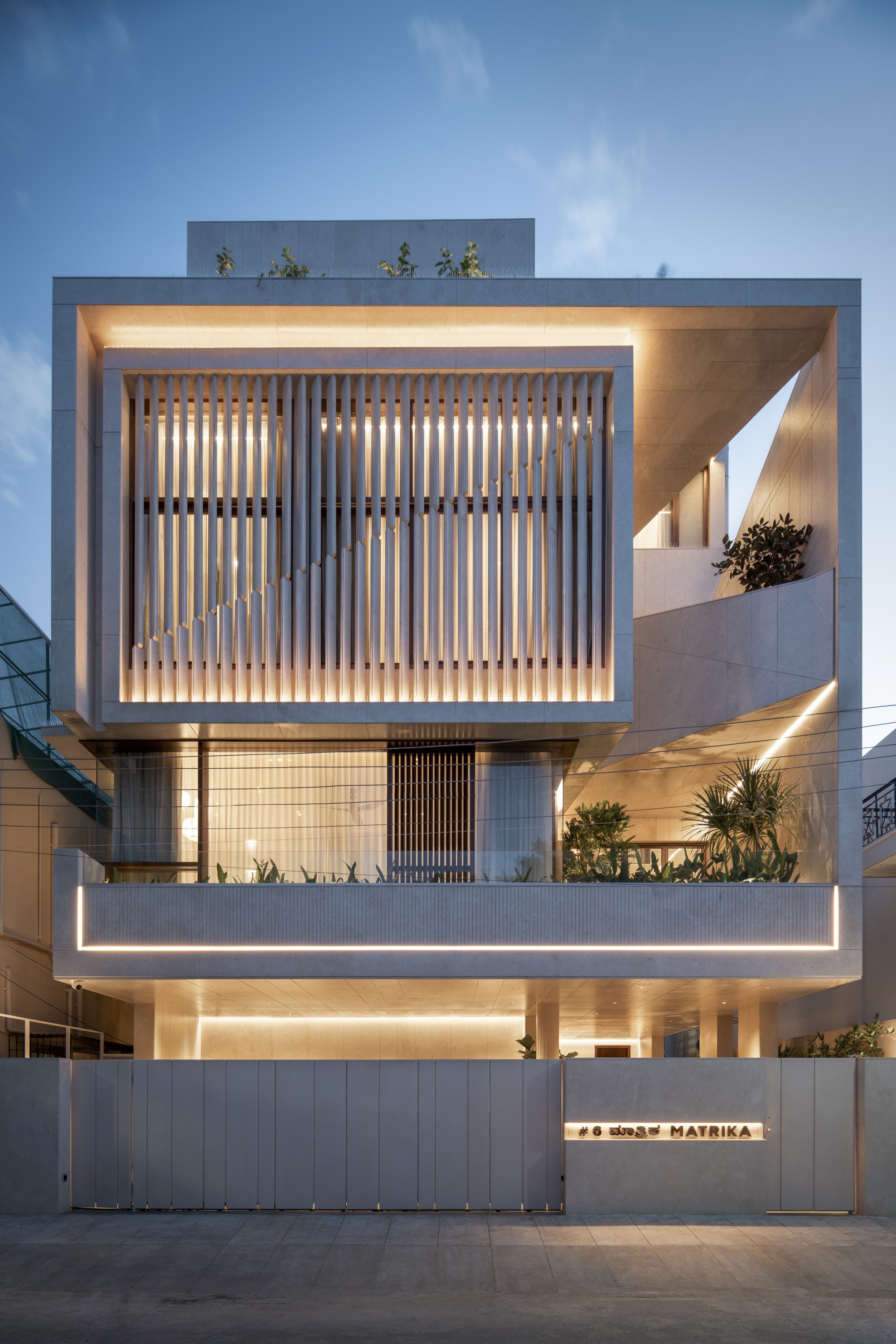 Gallery of Wedge Villa / Cadence - 13