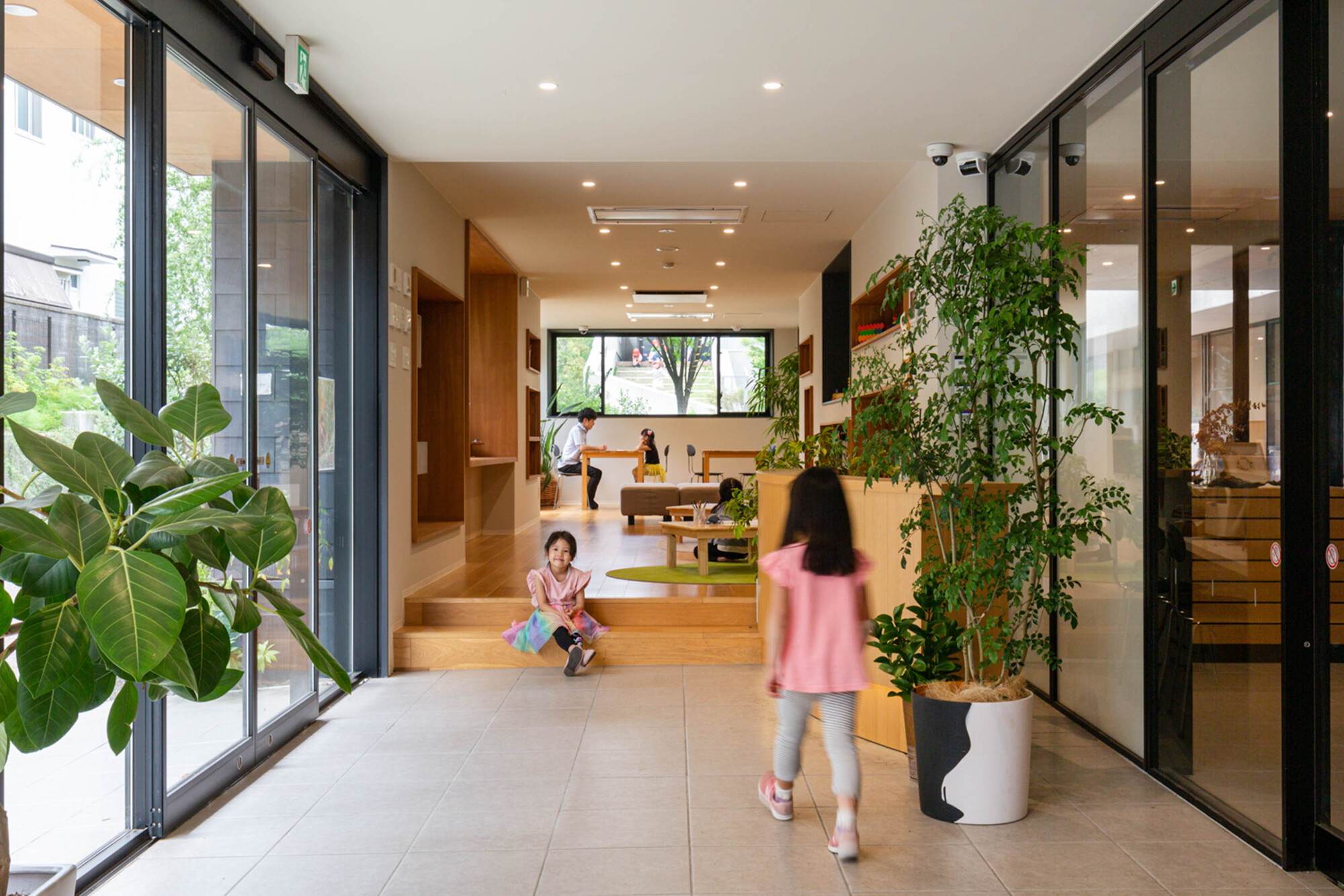 Galeria de Jardim de Infância SDJ / HIBINOSEKKEI + Youji no Shiro - 10