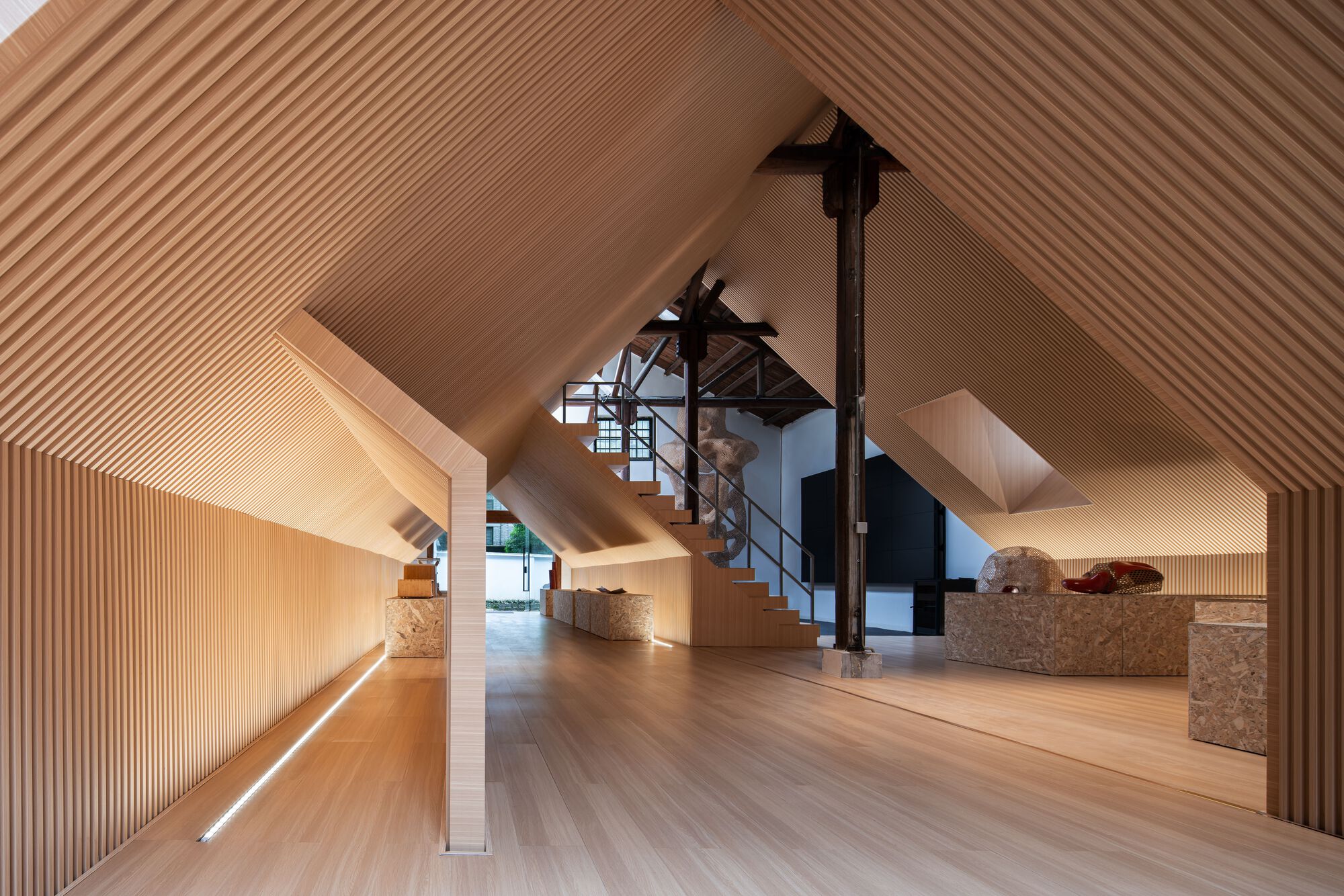 Gallery of "Warehouse within a Warehouse" Media Center / Ray&Emilio Studio - 7