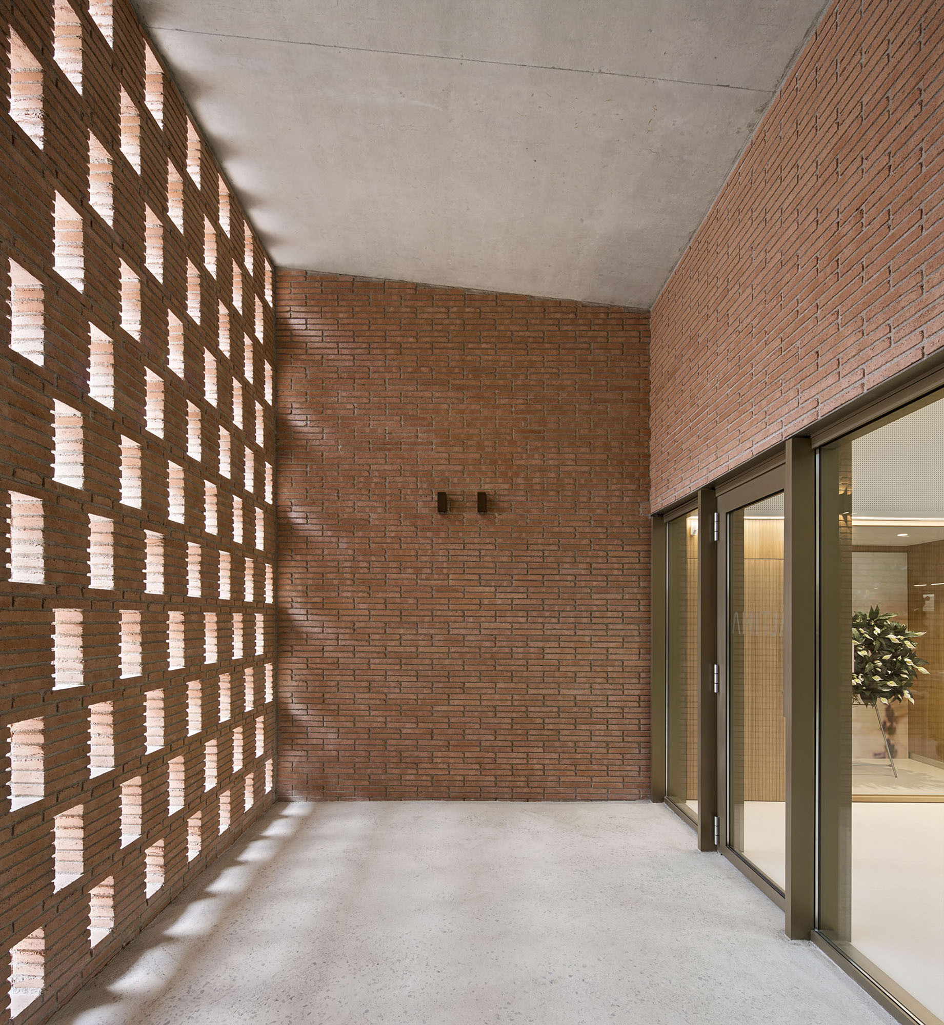 Gallery of Àltima Sant Andreu Funeral Home, Nou Barris / Batlleiroig - 7